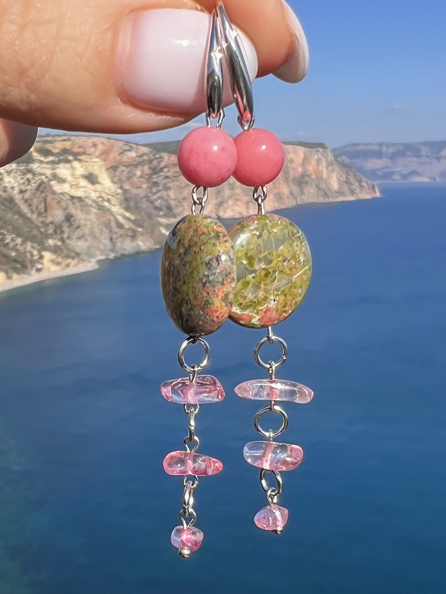 Серьги Koshika, халцедон, ангелит, размер 79 мм, розовый, серебряный, зеленый, горчичный — фото 1