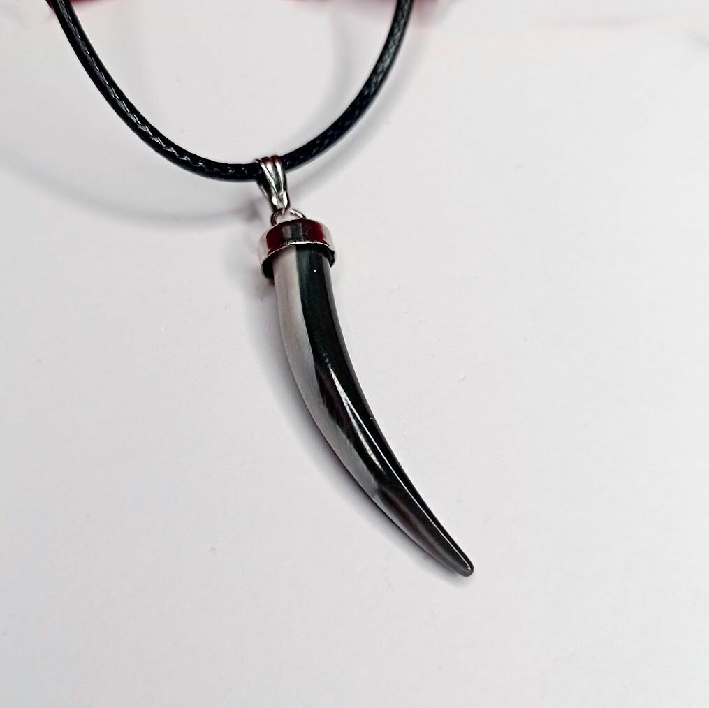 Кулон "Клык", перламутр, бижутерный сплав, 1 шт, + шнурок с замком