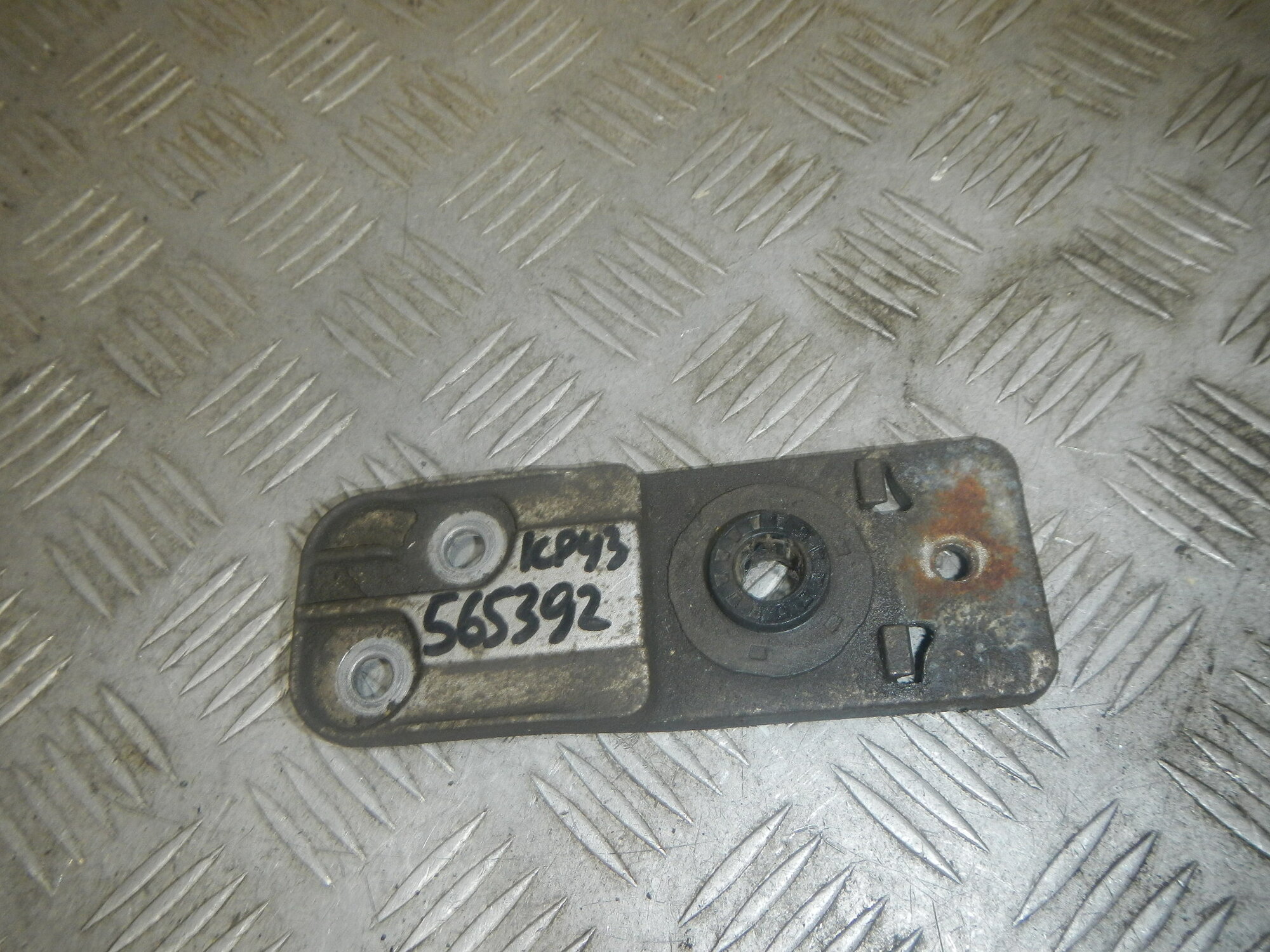 Б/У Кронштейн радиатора, Chevrolet (Шевроле)-CRUZE (09-15) CHEVROLET CRUZE (09-15) нижний Без видимых повреждений. 565392...