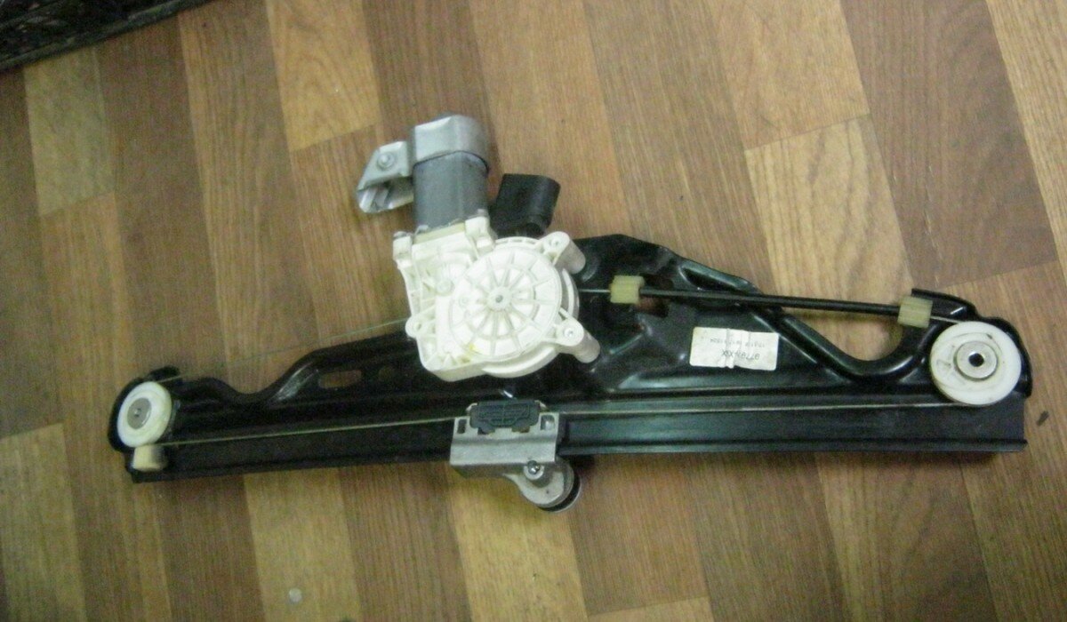 Стеклоподъемник задний левый 5-серия E60/E61 BMW 51357075673