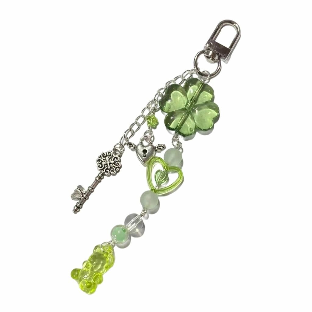 Четырехлистный клевер на брелоке для телефона