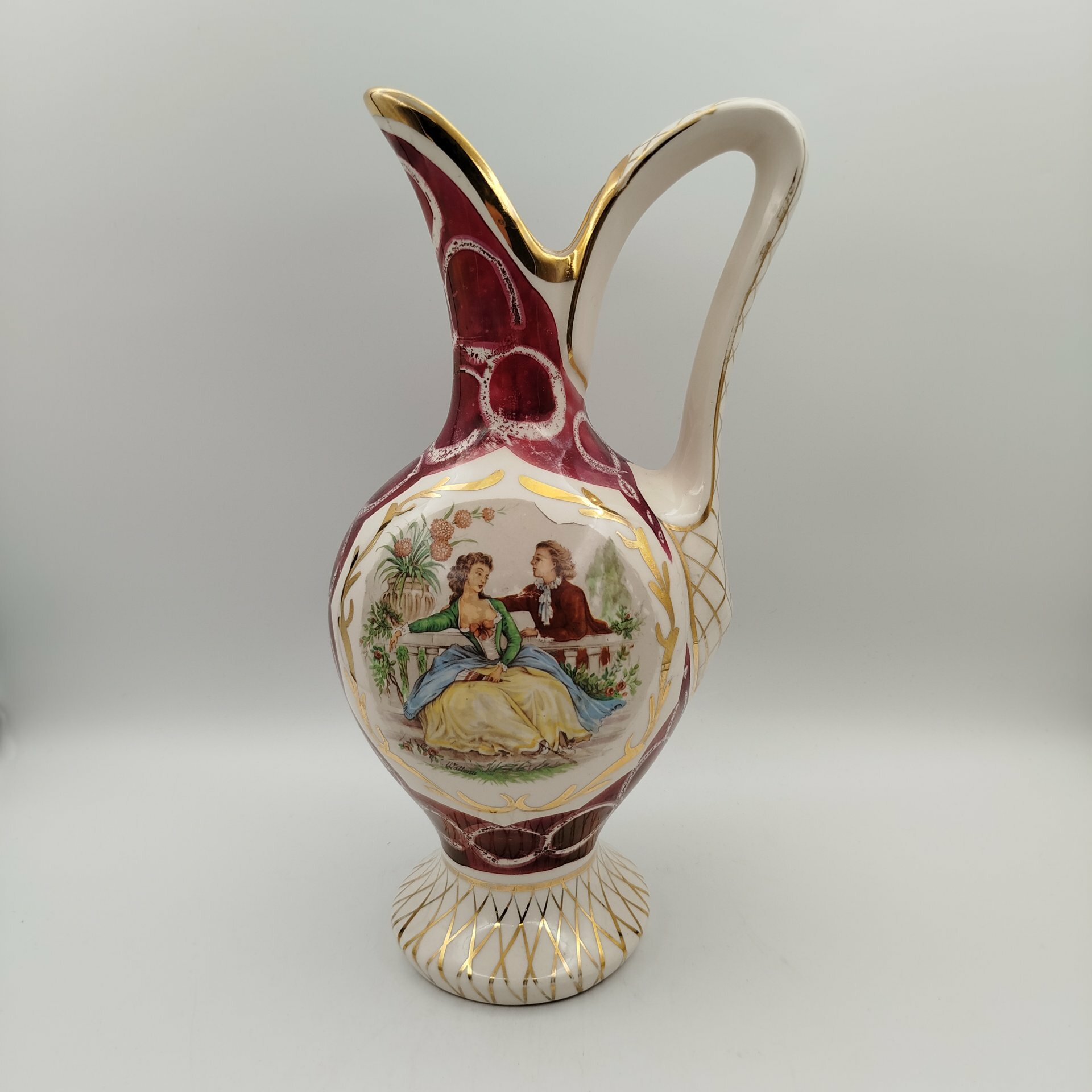 Кувшин для напитков изящной формы, декорированный галантной ценой, Laeken