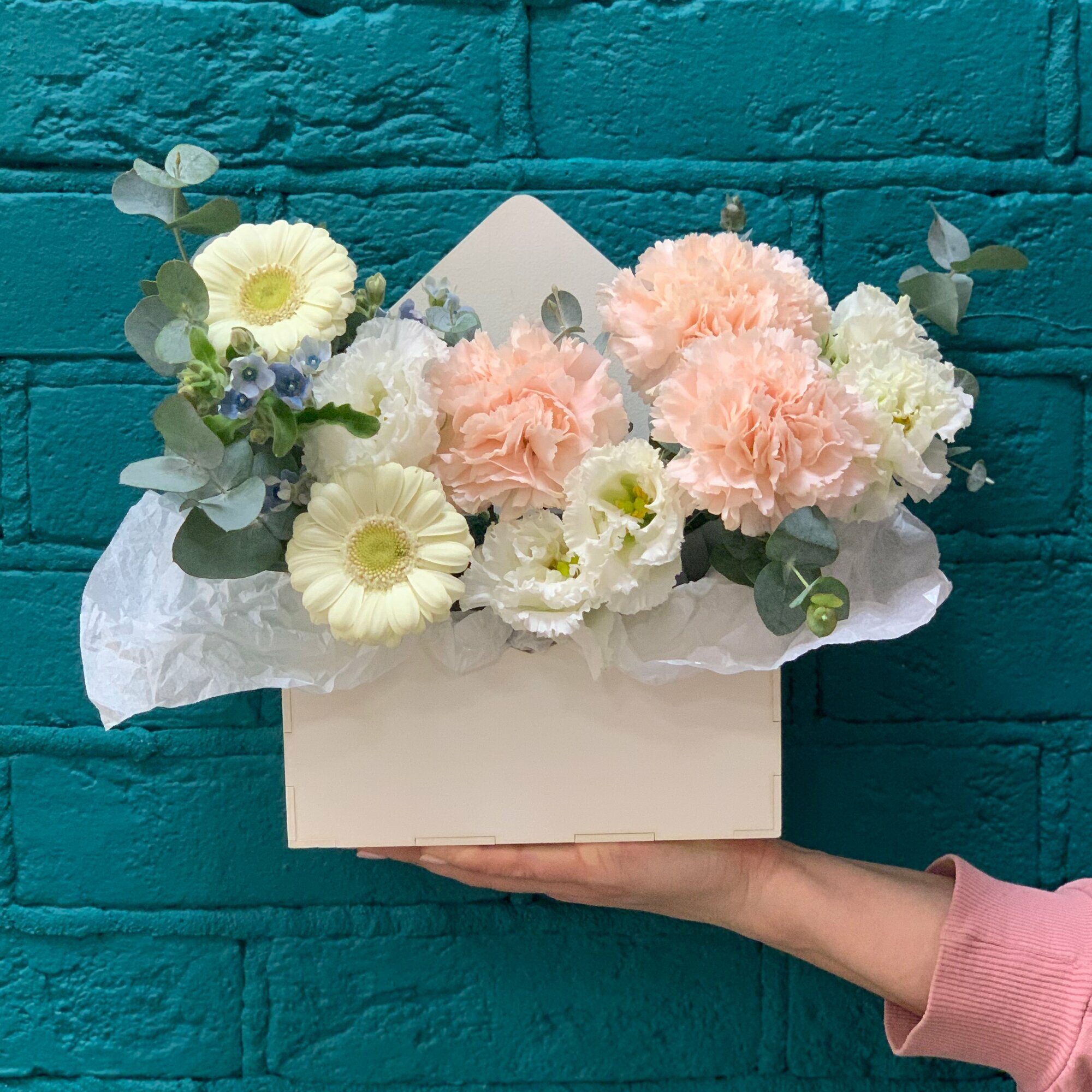 Композиция от бренда "Цветы и Мишки" в составе: гербера, эустома, оксипеталум, эвкалипт, гвоздика