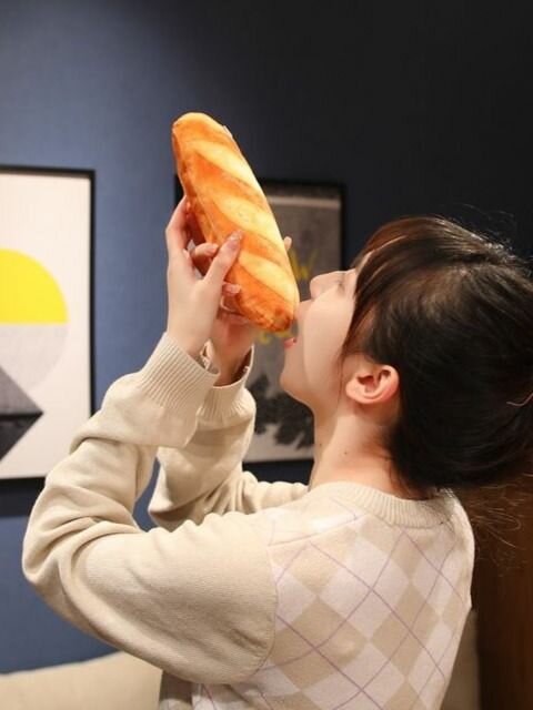 Мягкие игрушки Мягкая подушка в виде хлеба: уютный аксессуар для дома и авто