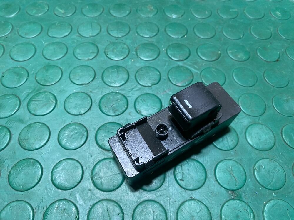 Кнопка стеклоподъемника правая Mazda CX-5 II (2017—2022) KG2N66380