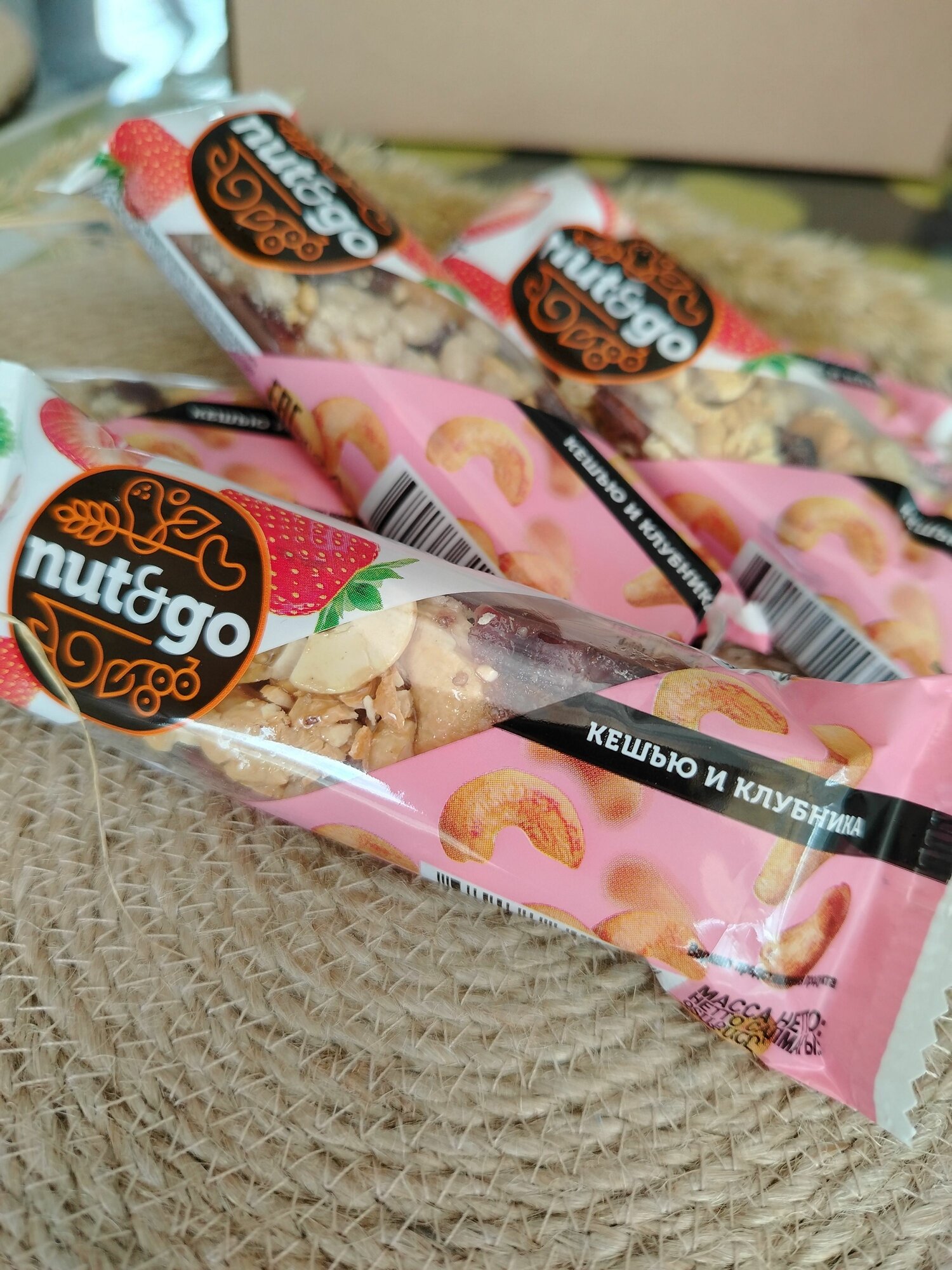 14 батончиков nut&go кешью, клубника