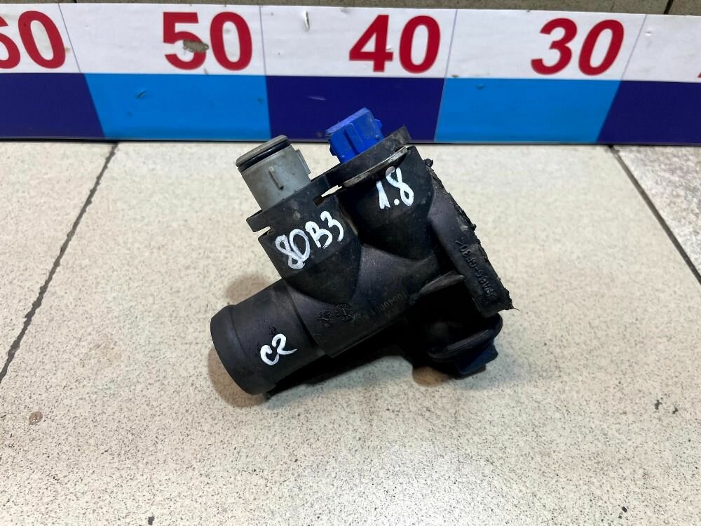 Фланец (тройник) системы охлаждения Audi 80 B3