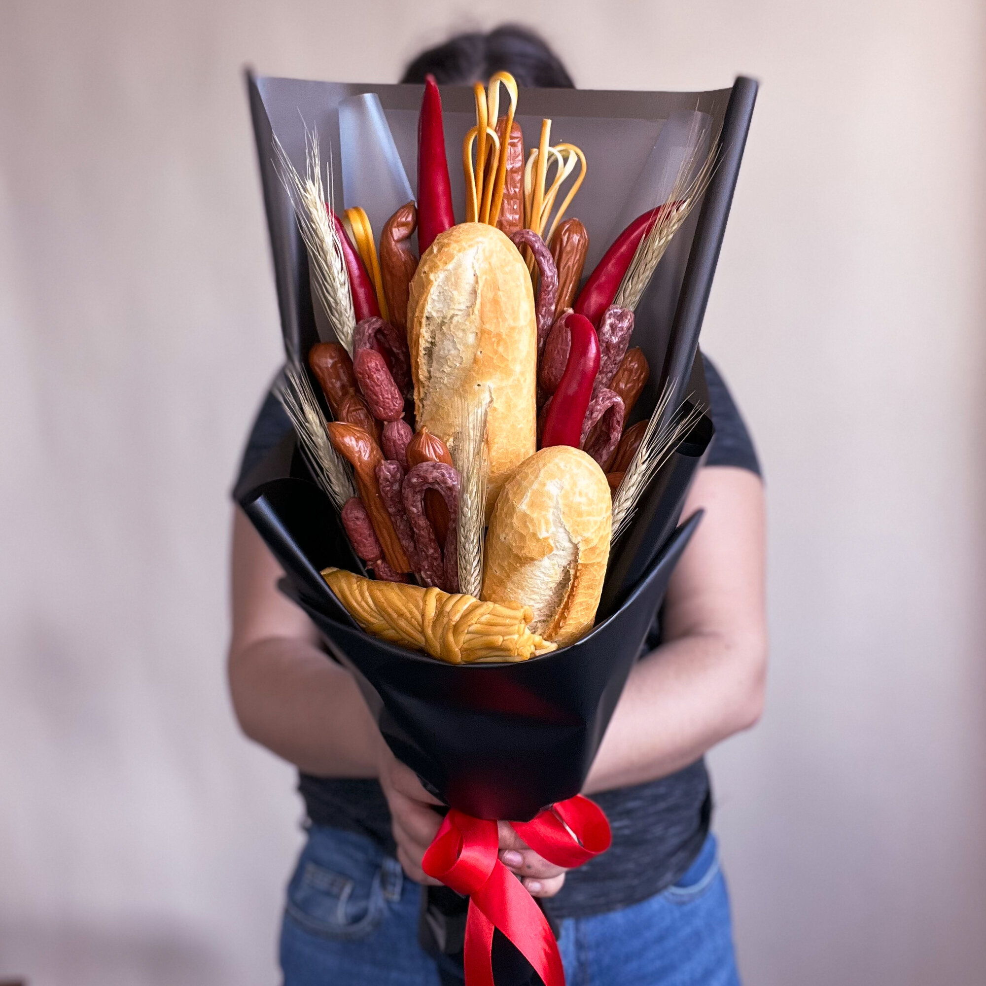 Мужской съедобный колбасный букет с колбасками, сыром, багетом, перцами чили и пшеницей