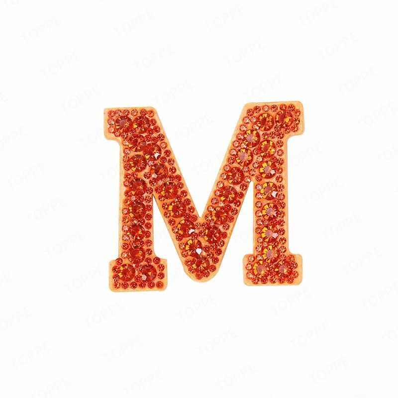 Оранжевые жемчужные аппликации с буквами M