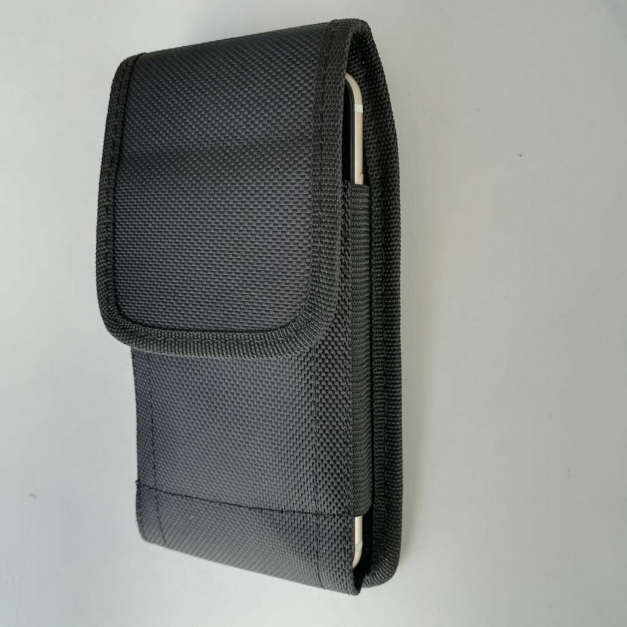 Сумка-чехол на пояс вертикальная. Цвет черный. Для крупных смартфонов. Размеры телефона от 6.5" - до 7.0" дюйма ( высота 18 см, ширина 9 см.)