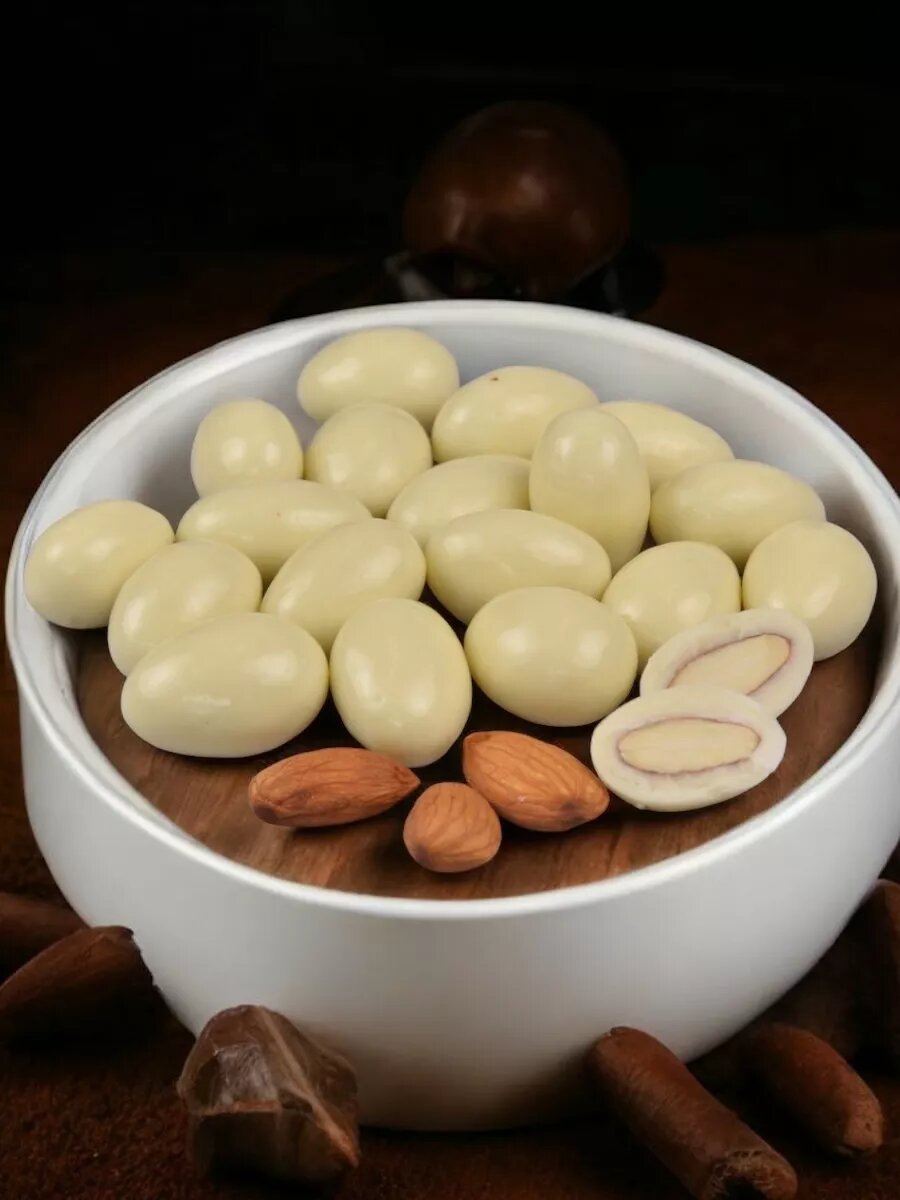 Миндаль в белом шоколаде, орехи
