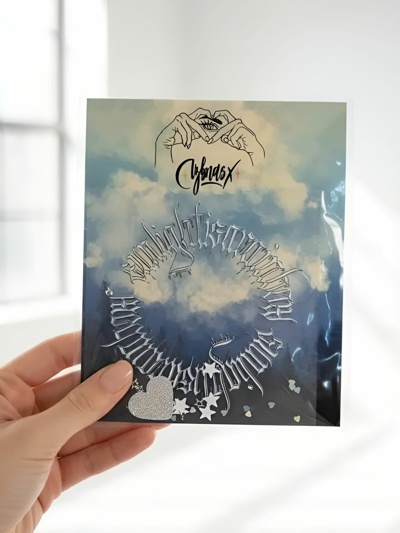 Ловец Солнца Готическая магия - многоразовая наклейка на стекло, создает радугу в комнате. Авторская каллиграфия, с инструкцией. Волшебный декор для окна