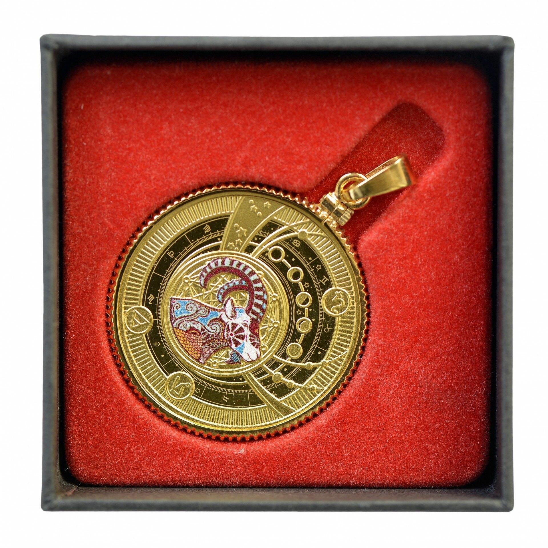 Монета серебряная Камерун 500 франков КФА 2018 г. Знаки Зодиака-Козерог. Серебряная монета-подвеска с позолотой.