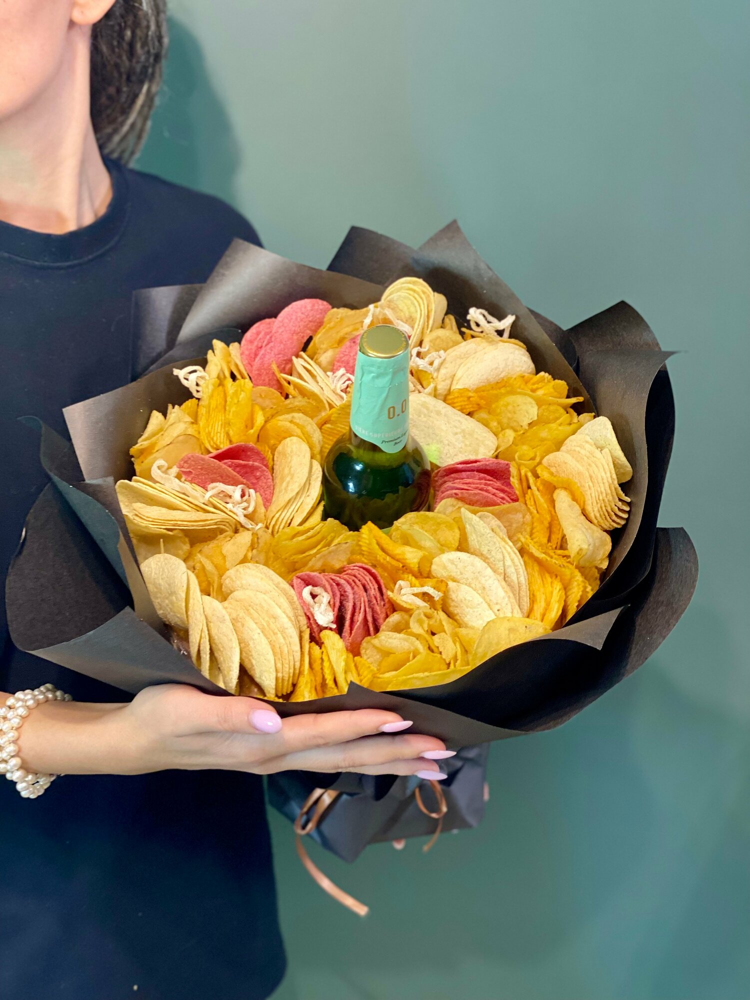 Подарочный съедобный букет для мужчин Тренто: чипсы + безалкогольное пиво, 1 кг