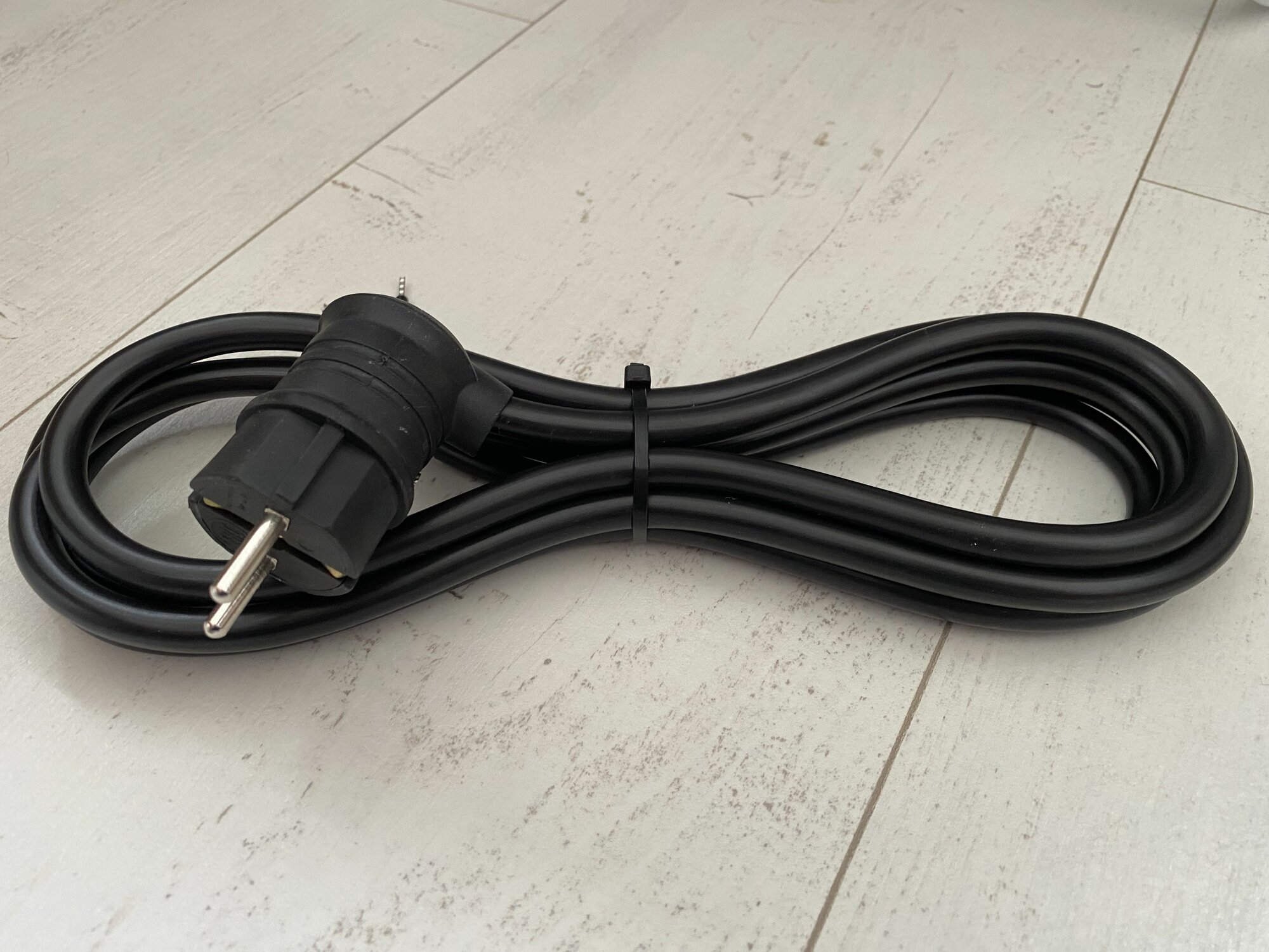 Провод с угловой вилкой 3х2.5мм2 черный (1 метр).