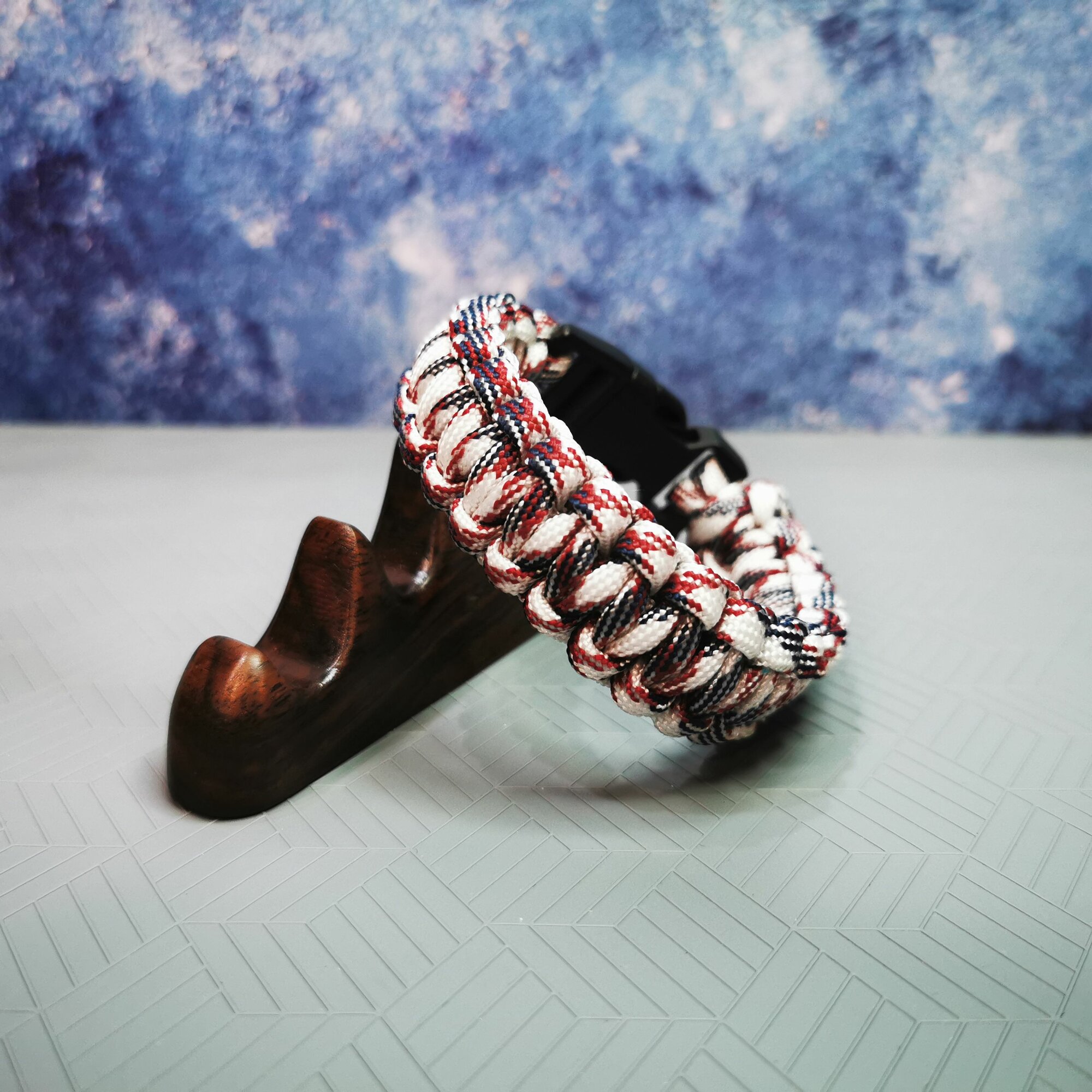 Плетеный браслет, пластик