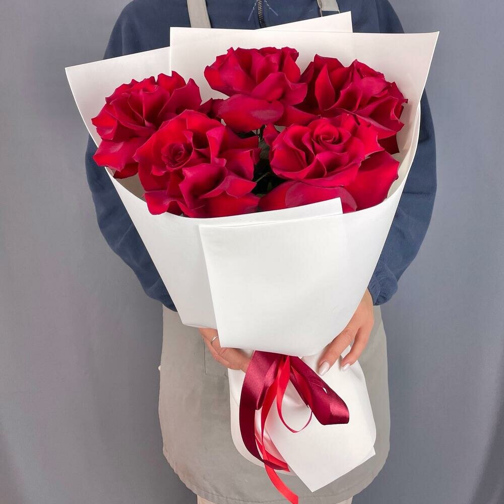 Букет из 5 красных французских вывернутых роз Эквадор 60 см, живые цветы в стильной упаковке