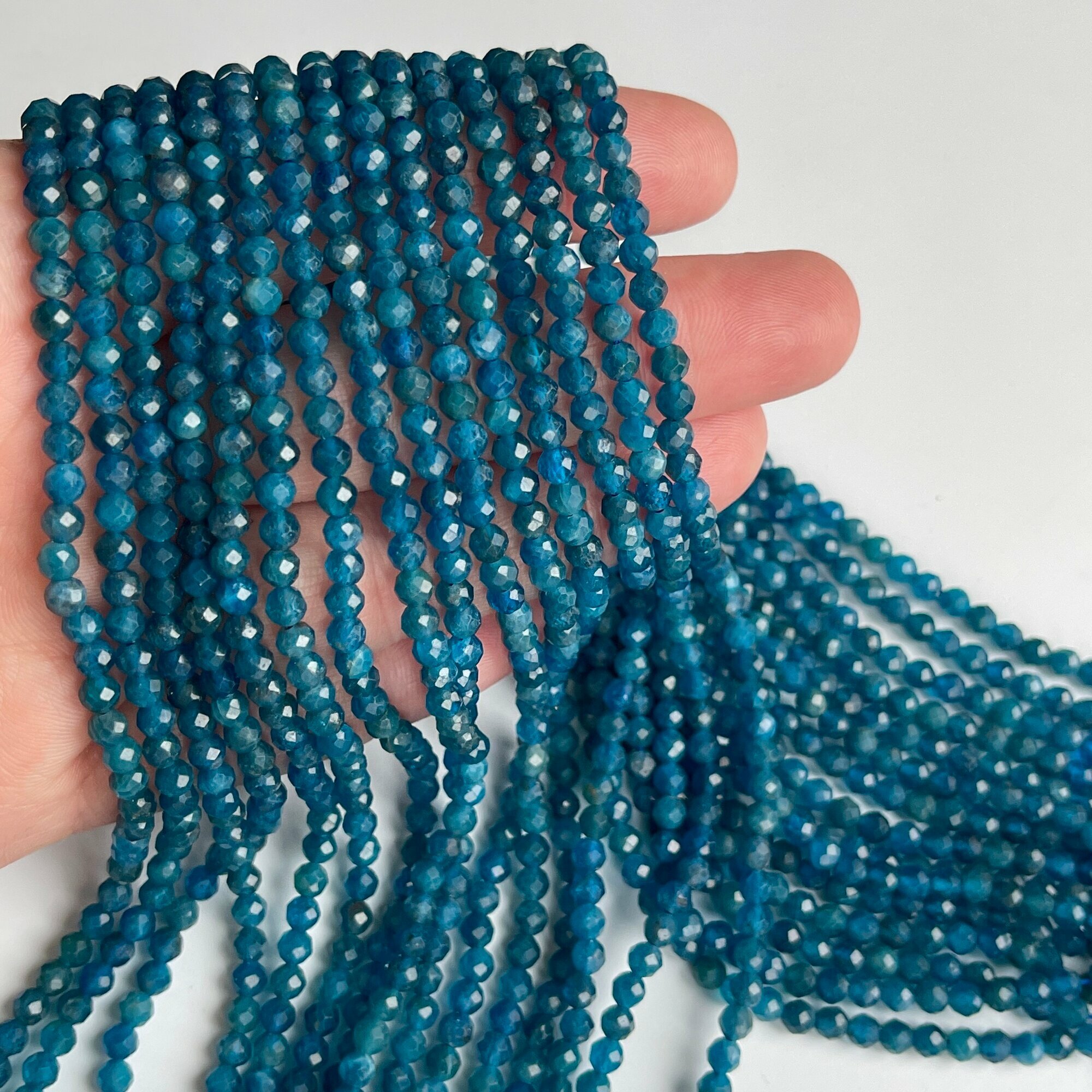 Бусины апатит A граненый 4 мм (нить 19 см), Suntrim