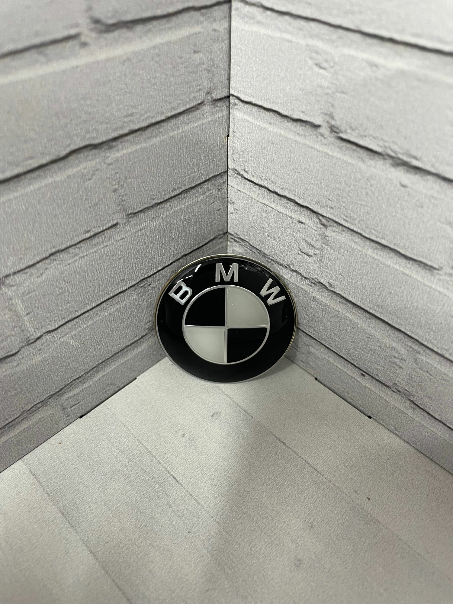 Эмблема Шильдик BMW БМВ на руль чёрно-белый