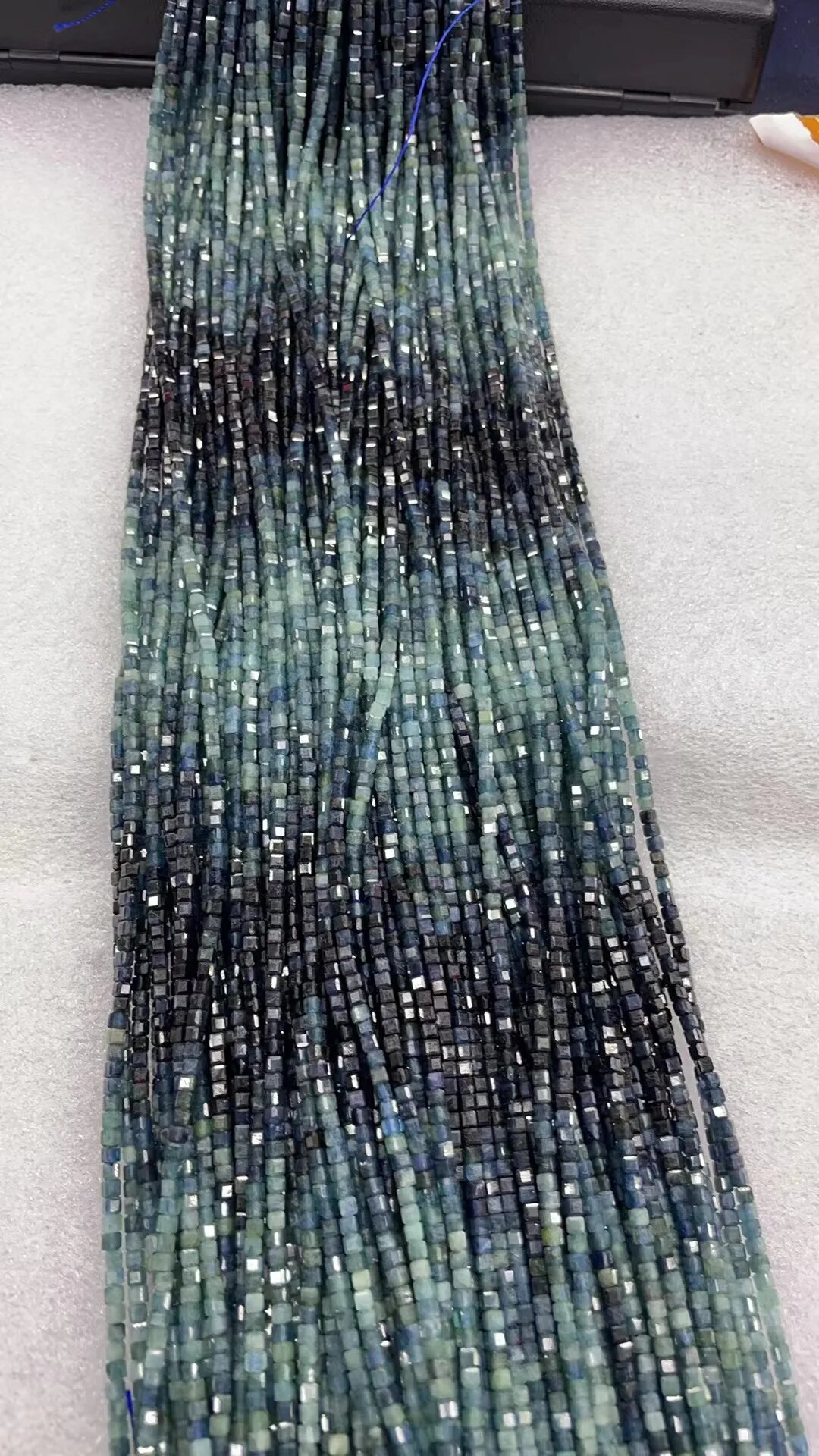 Синий турмалин градиентный куб бусина