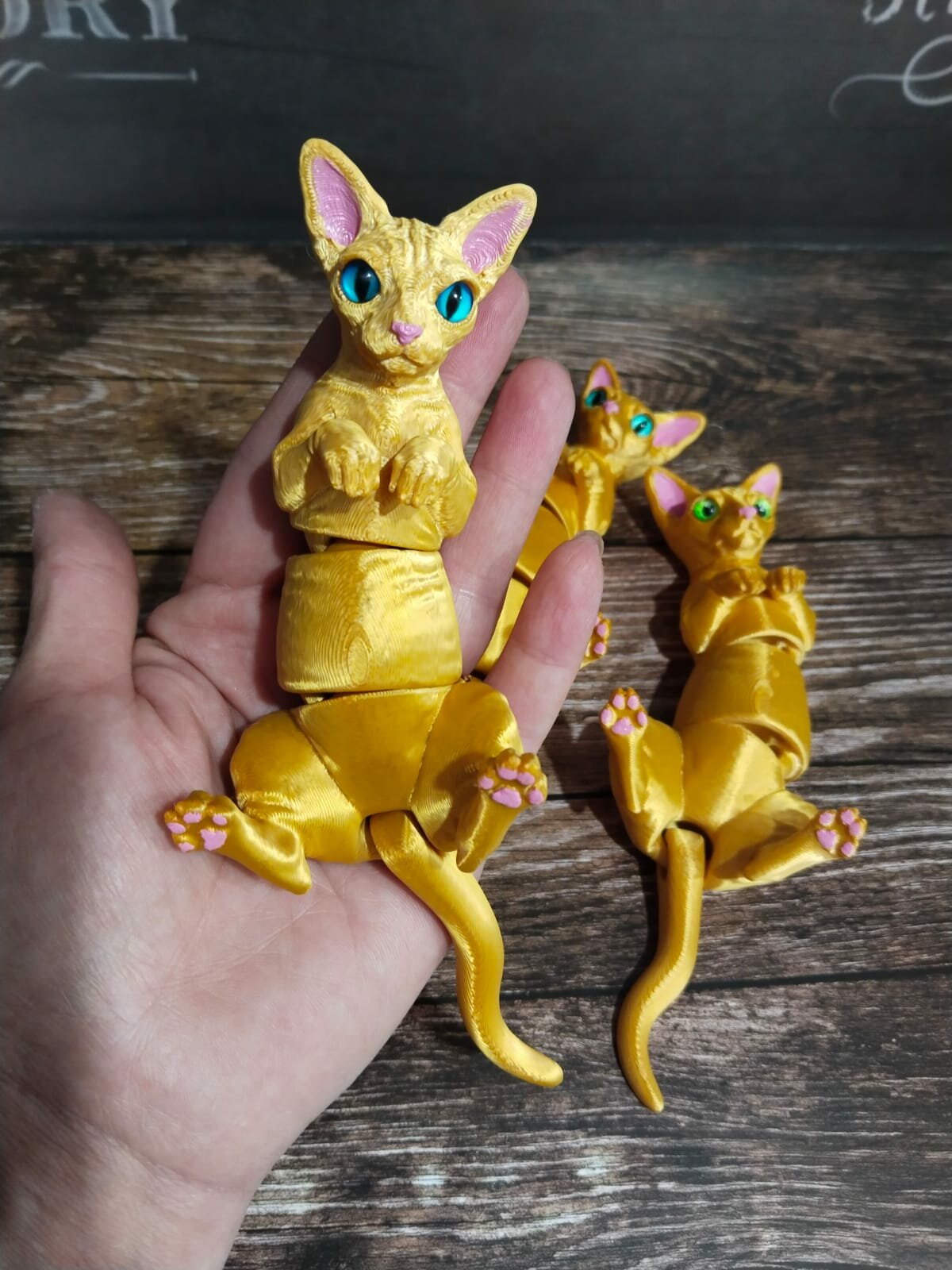 Подвижный кот сфинкс. Магнит на холодильник. 3D печать.16 см. Золотой цвет. Ручная роспись. Сделано в России