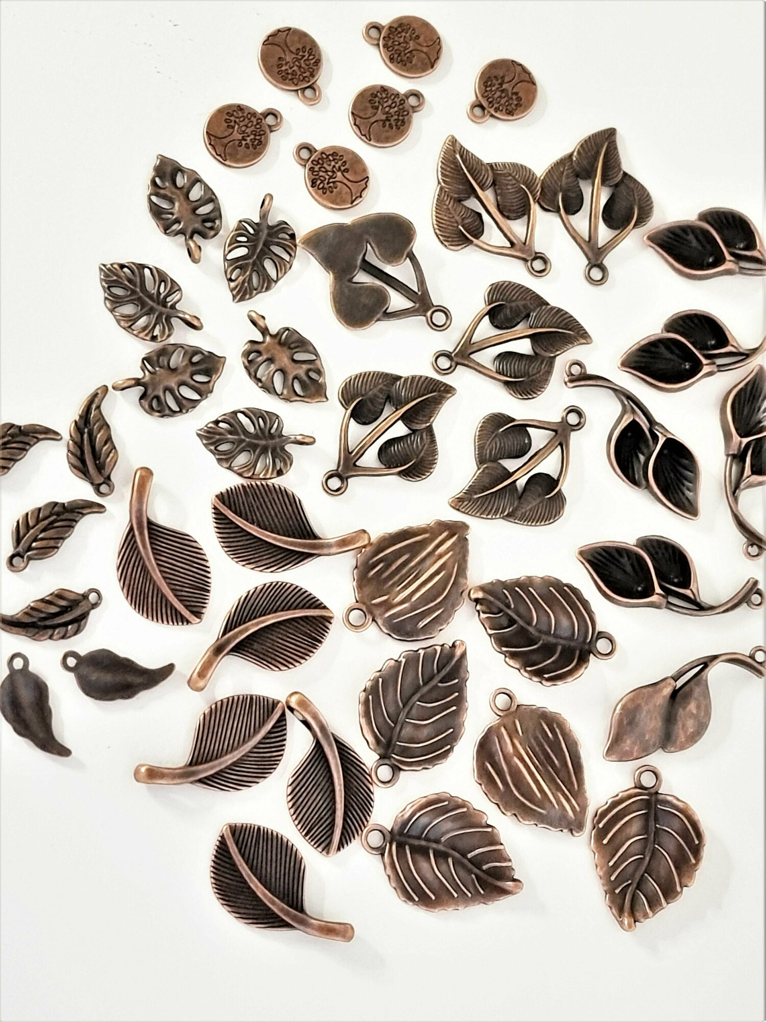 Подвески металлические "Листья". 12-30мм. Цвет Медь. 42шт.