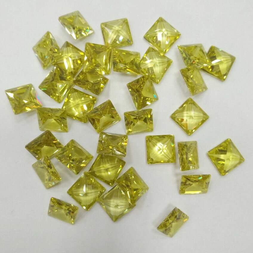 Ювелирный кристалл из фианита, 4х4мм, форма квадрат, лимонно-желтый, 1 шт.