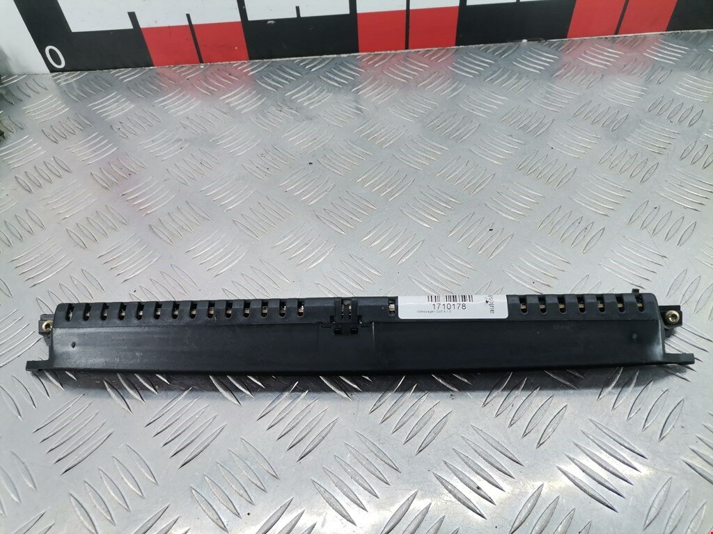 Фонарь дополнительный тормозной (стоп-сигнал) Volkswagen Golf 4 1J6945131C арт. 1710178