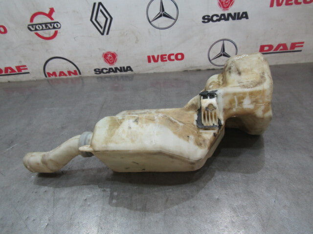 Бачок стеклоомывателя Volvo FM, FH, есть повреждение