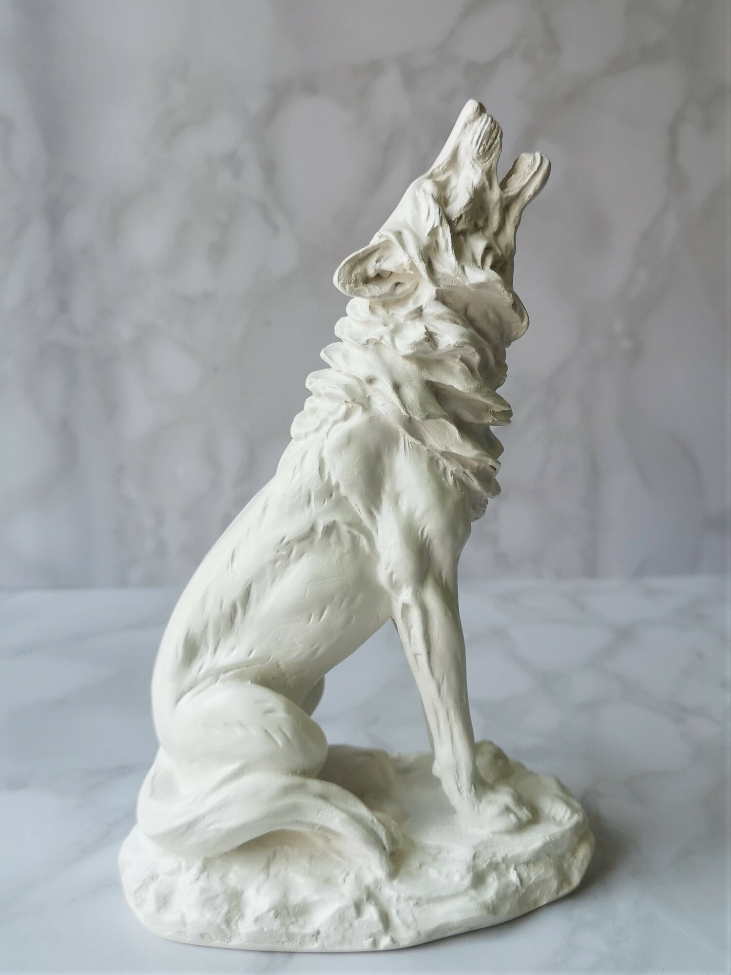 Статуэтка Волк, высота 19см. Гипс. Цвет белый. Подарок руководителю в кабинет, учителю биологии на день рождения, зоологу коллекционеру на юбилей.