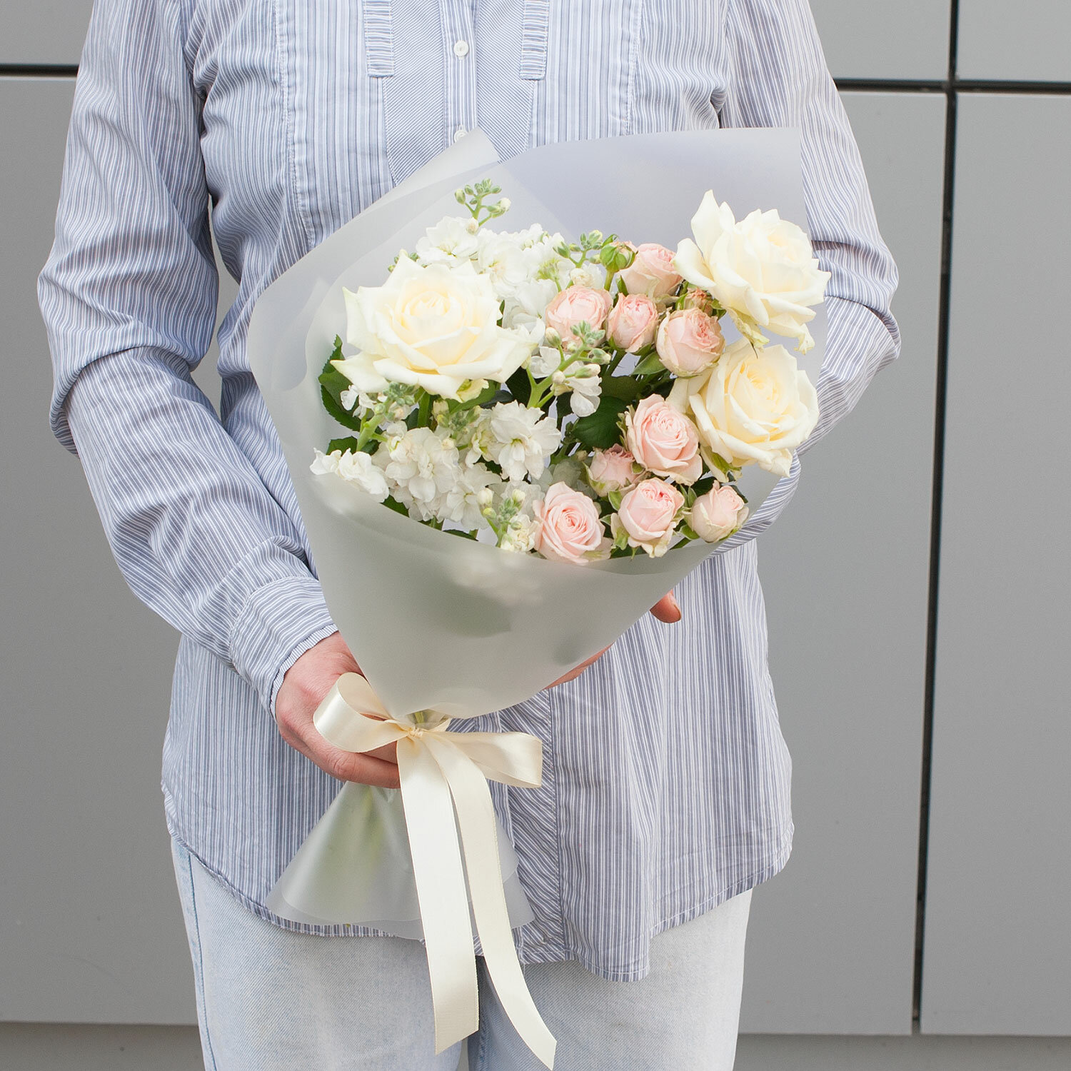 Букет цветов "Кремовое сияние", розы, маттиолы, 3 цветка, высота 40 см