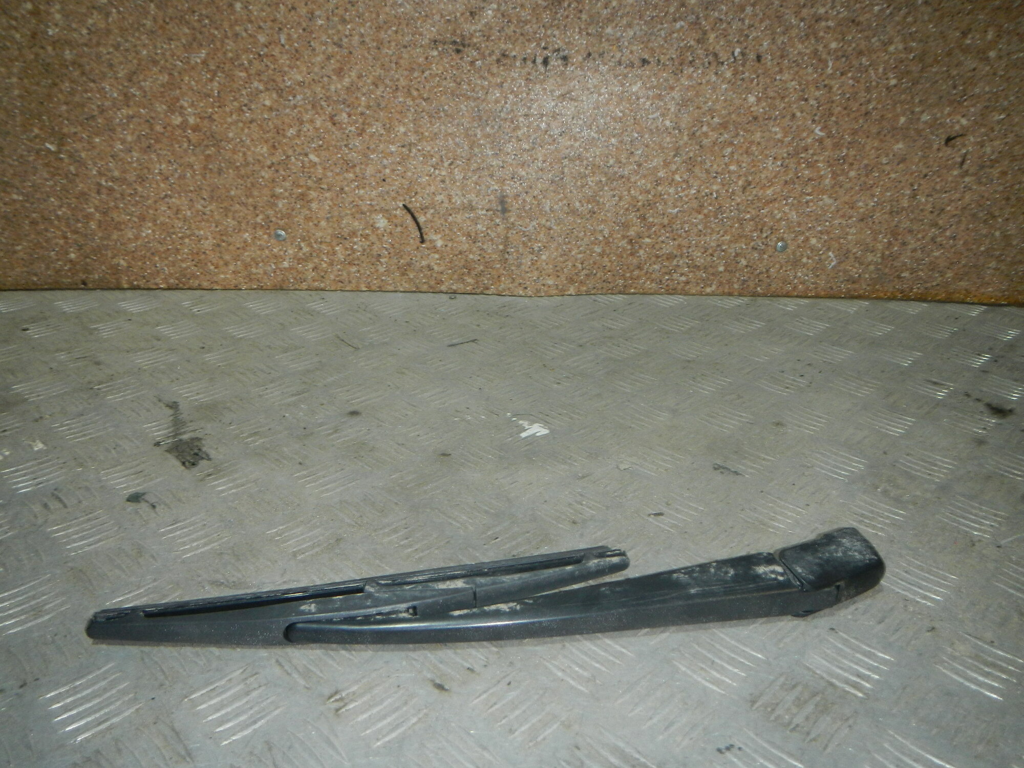 Б/У Поводок стеклоочистителя заднего, Suzuki (Сузуки)-SX4 (14-) SUZUKI SX4 (14-) С крышкой. Потертости. 551219 SUZUKI арт...