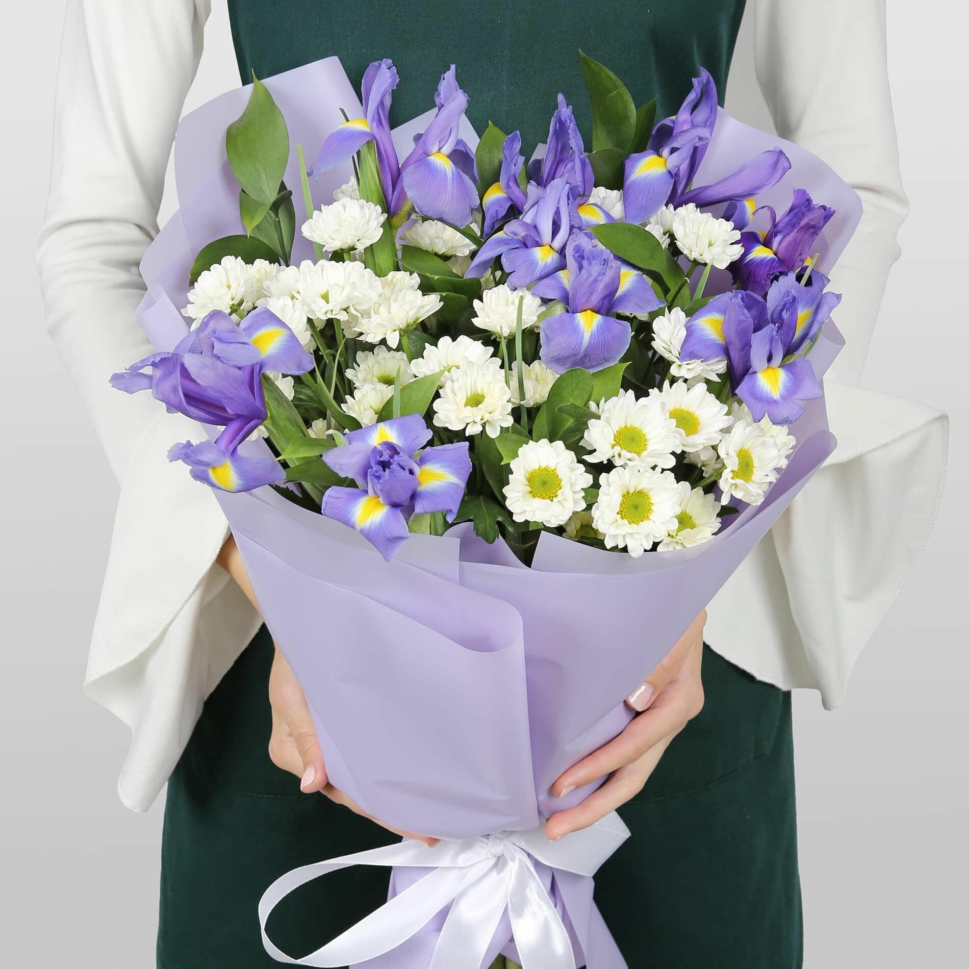 Букет из Хризантем Сантини и Ирисов Небесная гармония