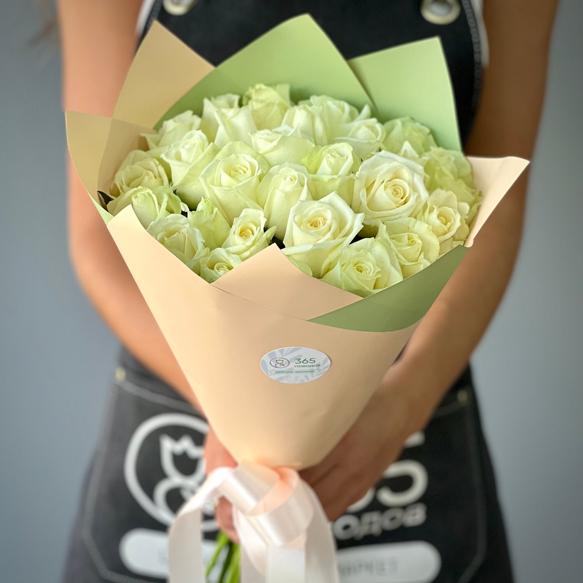Букет из 31 белой розы 40 см в стильной упаковке. «365 Поводов» - живые цветы с доставкой