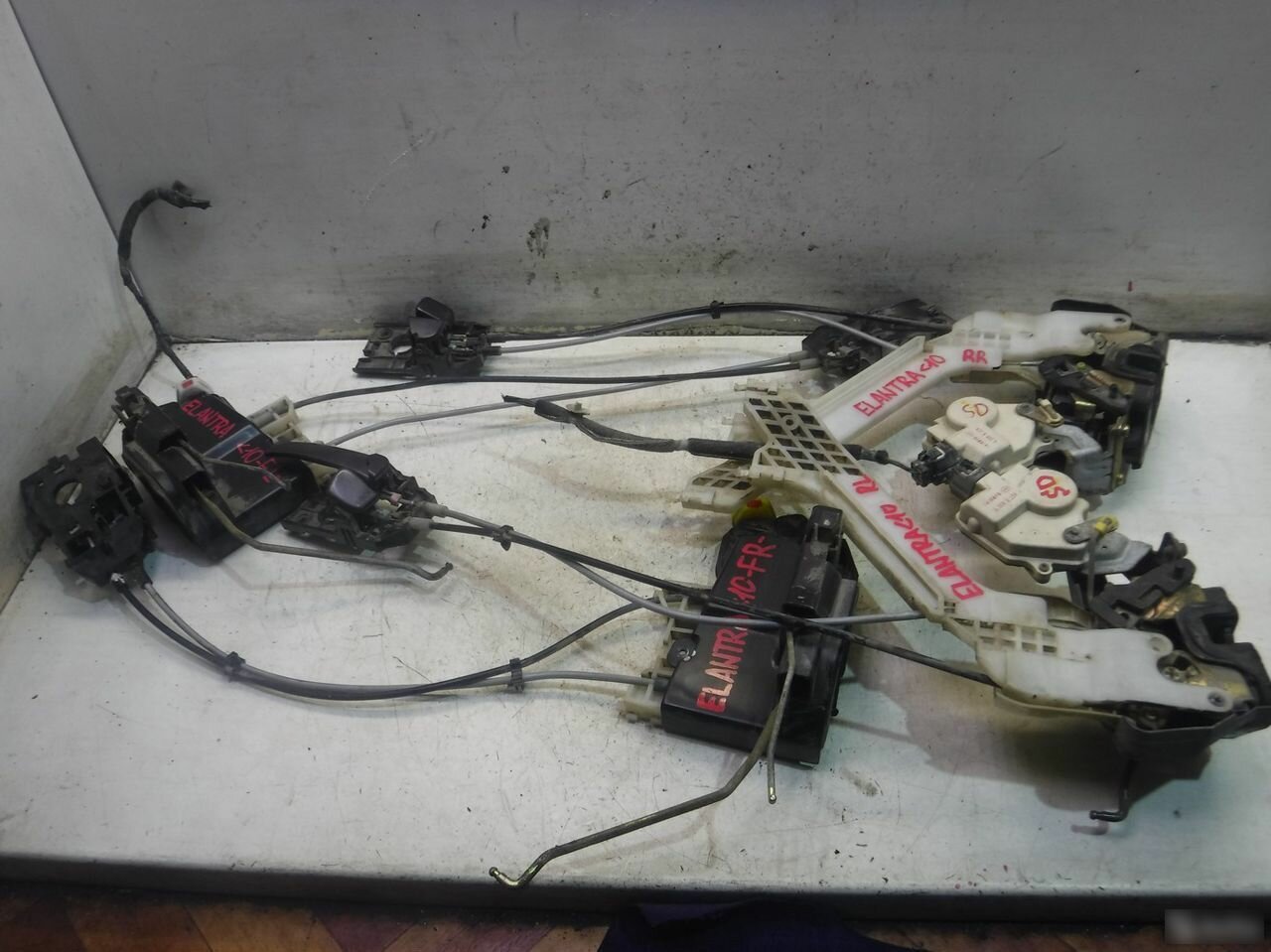 Замок двери задней левой Hyundai Elantra III (2000—2003)