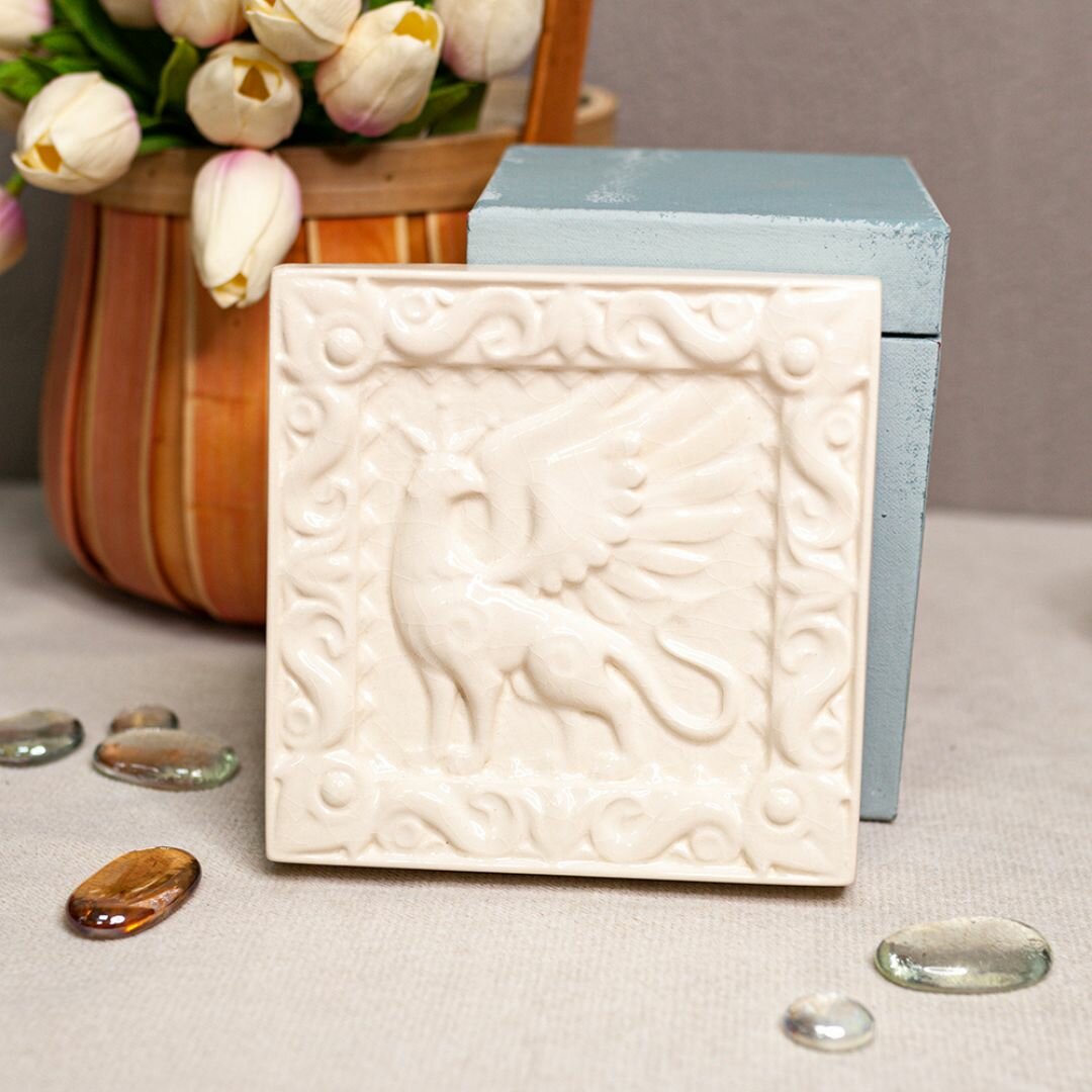 Изразец Лев одноцветный белый