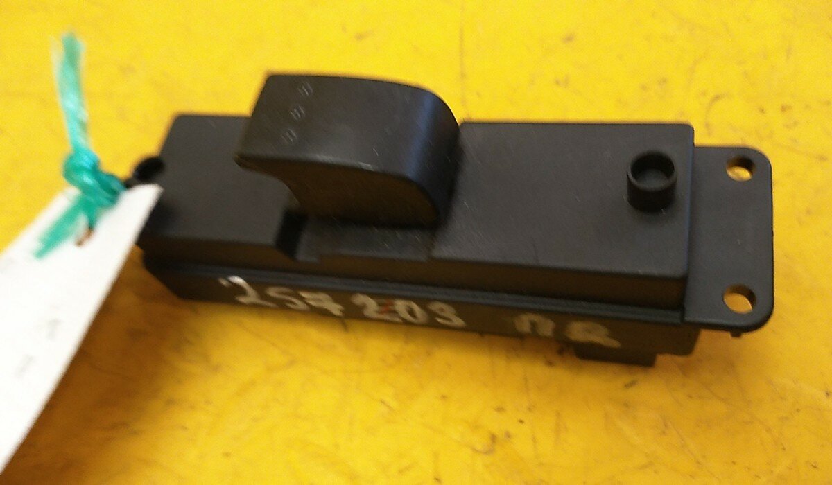 Кнопка стеклоподъемника 3 (BK) Mazda BP4K66370