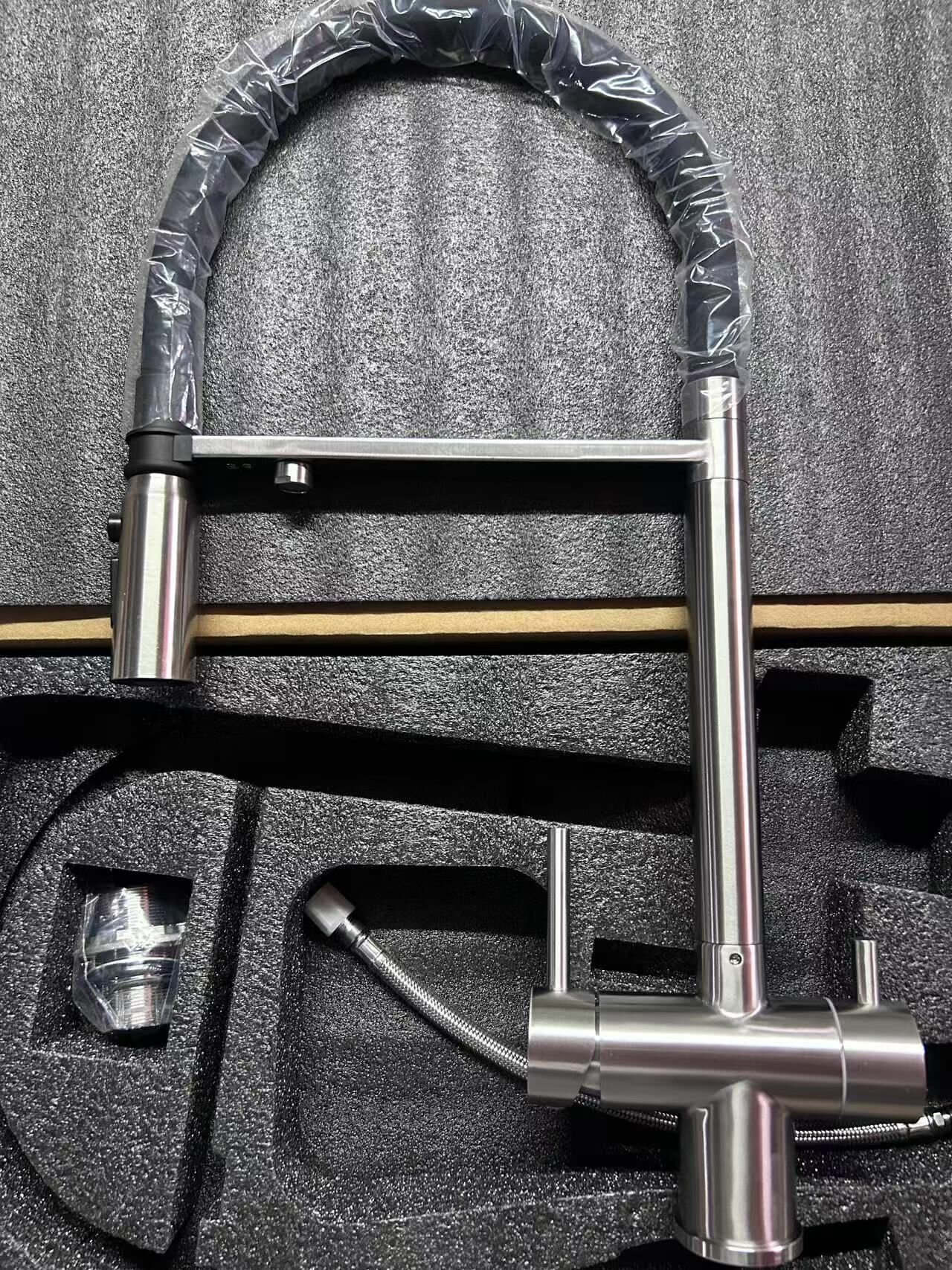 Смеситель для кухни с гибким изливом и краном под фильтр для питьевой воды Gohler G4204GR графит