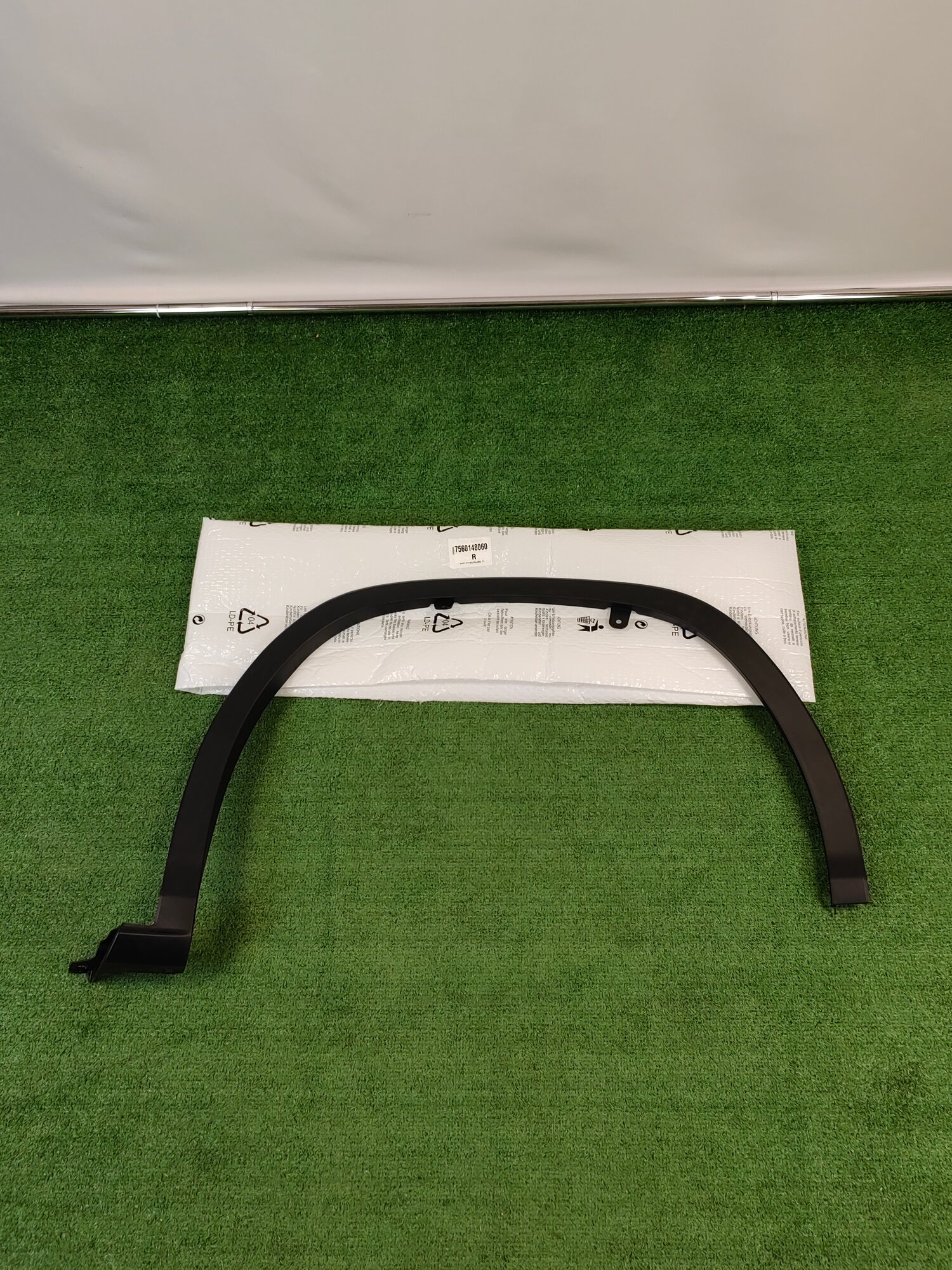 Toyota Расширитель передний правый Lexus RX 7560148060