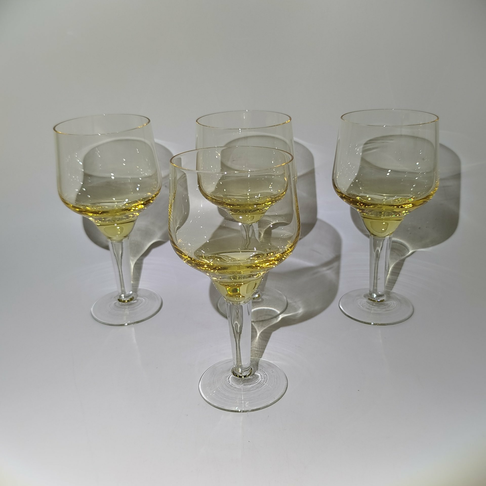 Набор минималистичных бокалов желтого оттенка на 4 персон, цветное стекло, СССР