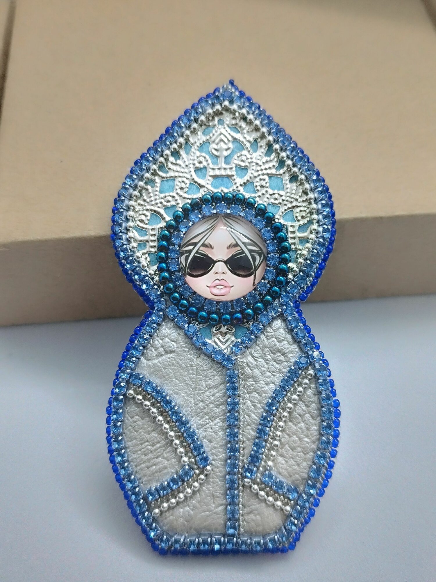 Брошь, стекло, стразы