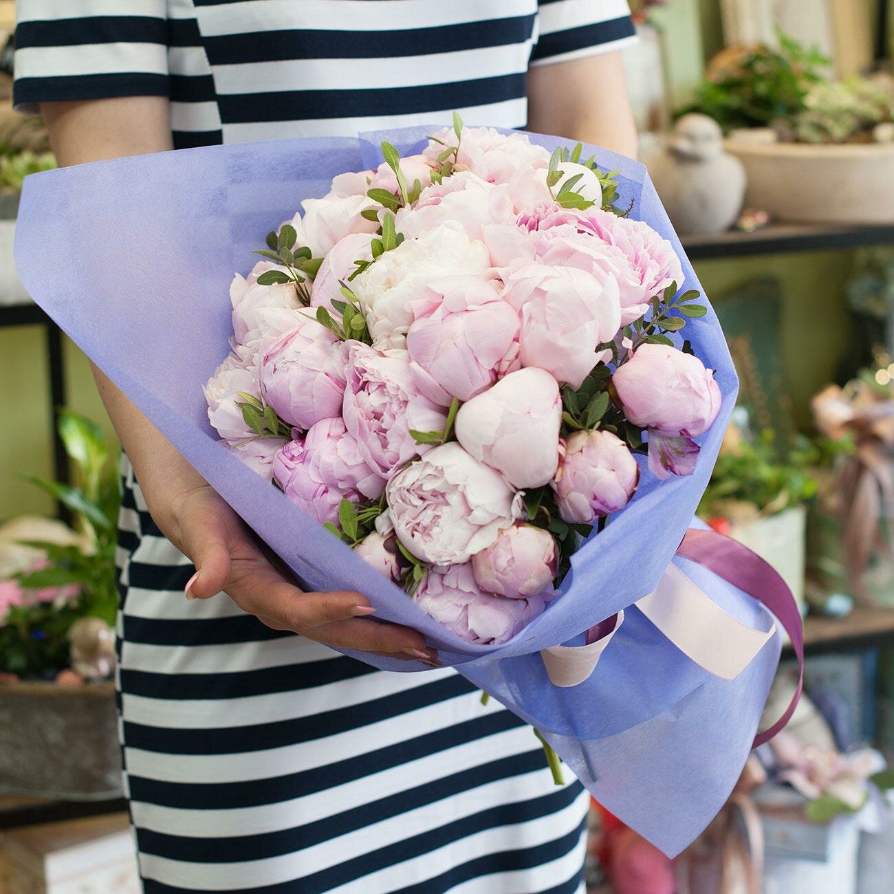 Монобукет "Запах мая", пионы, эвкалипт, 25 цветов, в подарочной упаковке