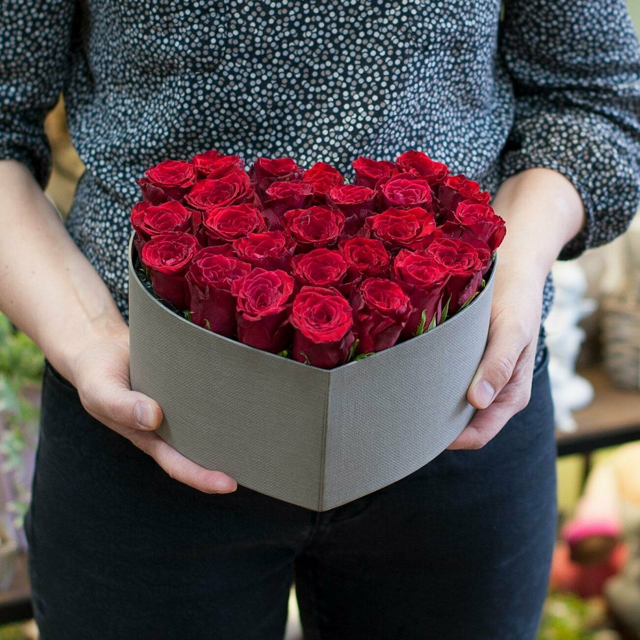 Коробка с розами Charlotte "Сердечко", 25 роз, красный, белая коробка