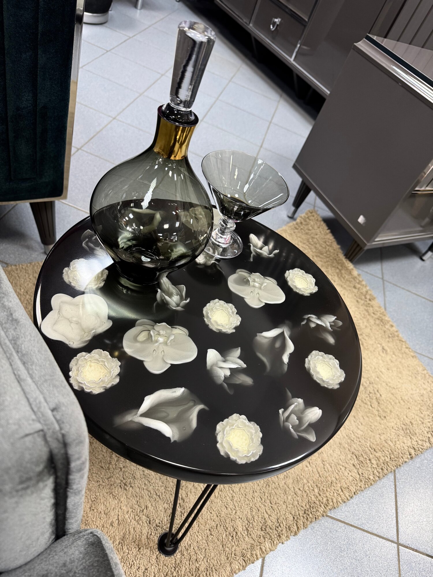 Журнальный столик с белыми цветами из эпоксидной смолы WoodFamily