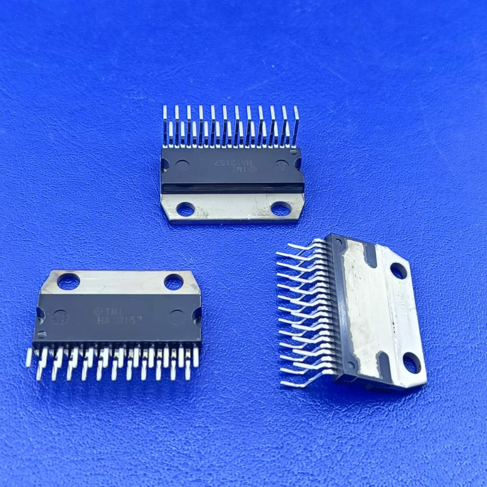 1 штука HA13157 4x33W DBS23P Четырёхканальный мостовой усилитель звуковой частоты с однополярным низковольтным питанием HA 13157