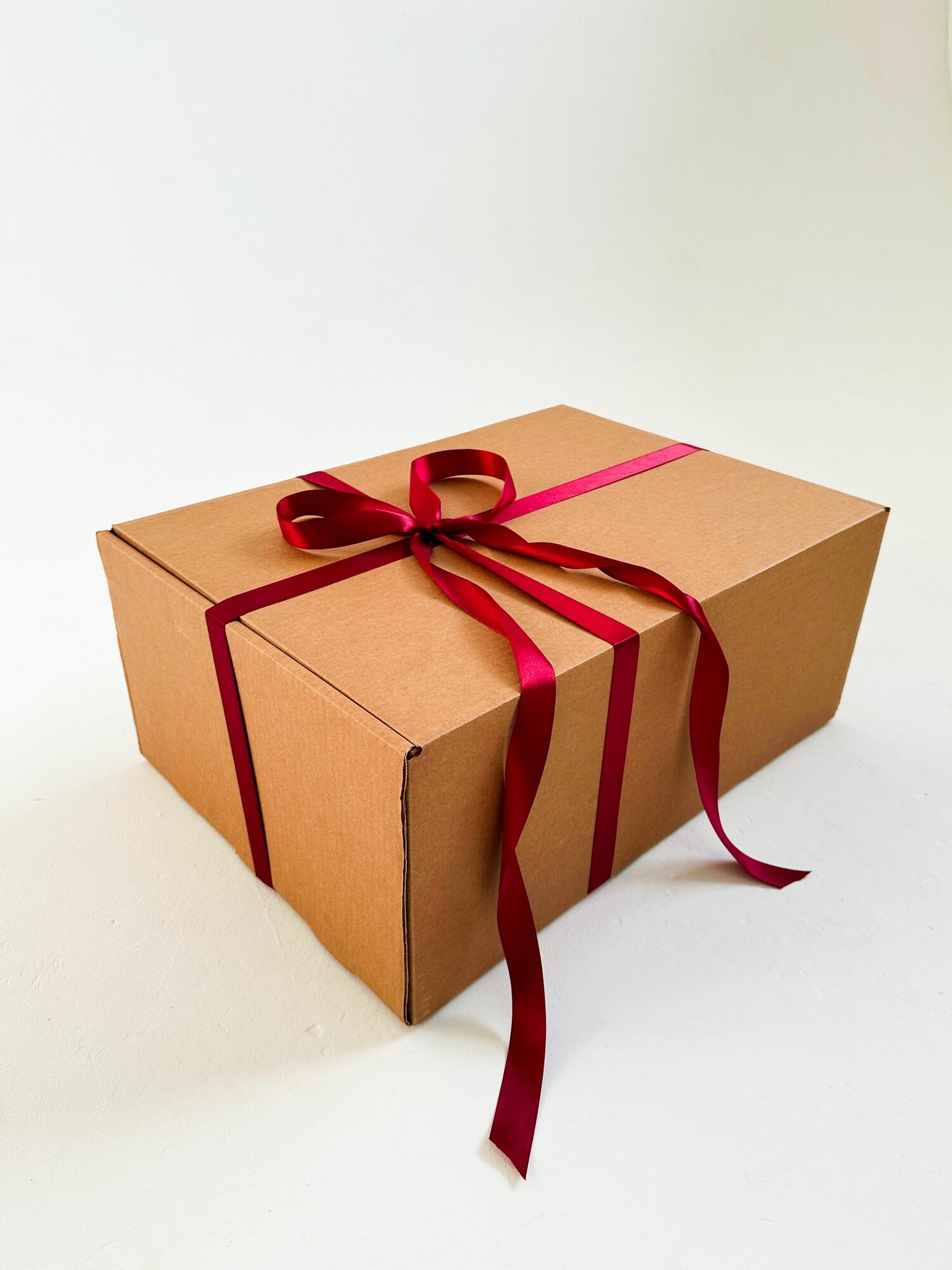 Огромная подарочная коробка GILEV 52x38x22 см с бордовой лентой