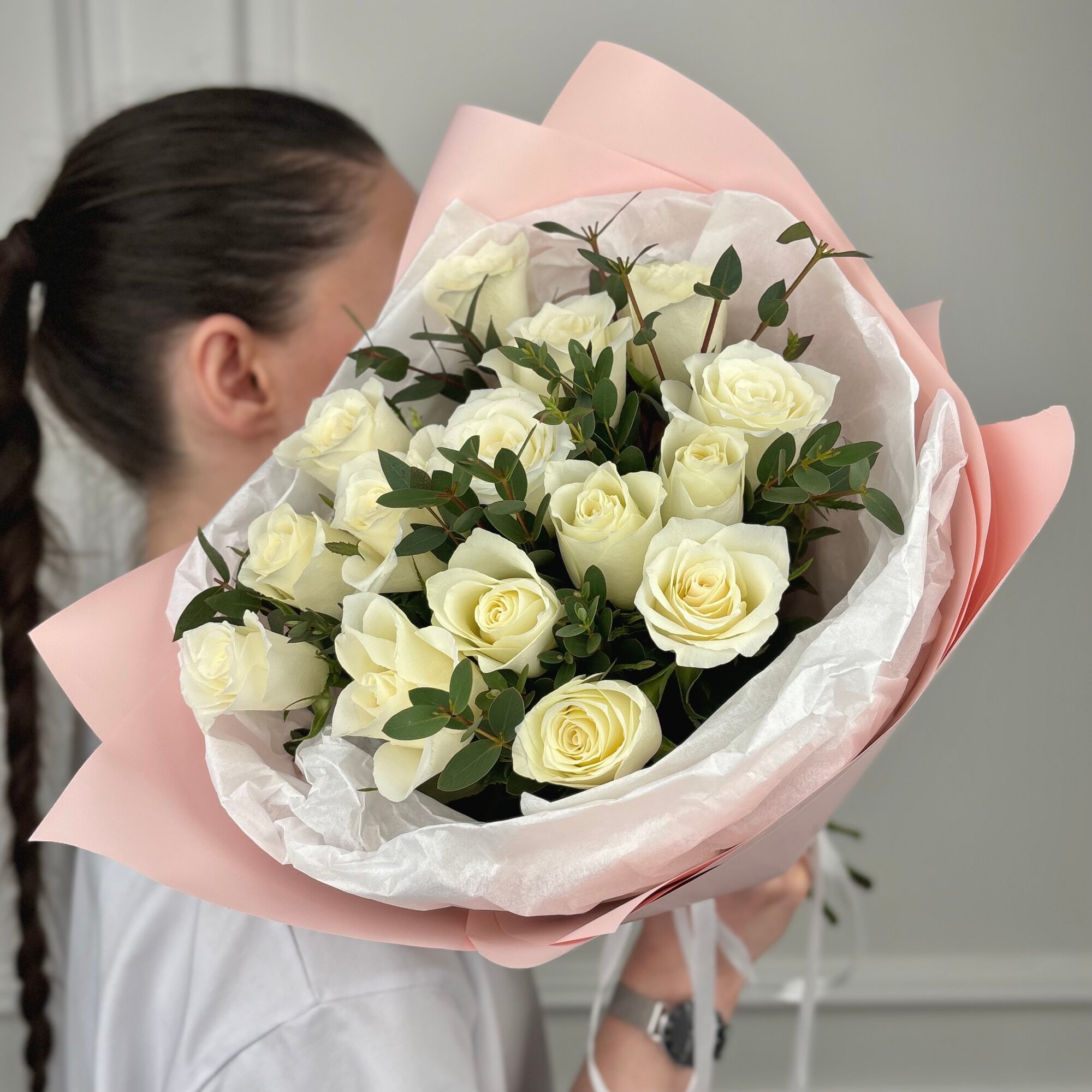 SkyFlora 15 белых роз с ветками фисташки в упаковке, монобукет