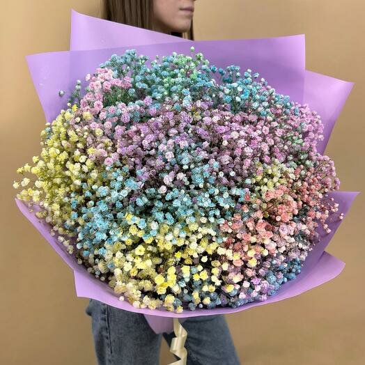 Яркий радужный букет из разноцветной гипсофилы