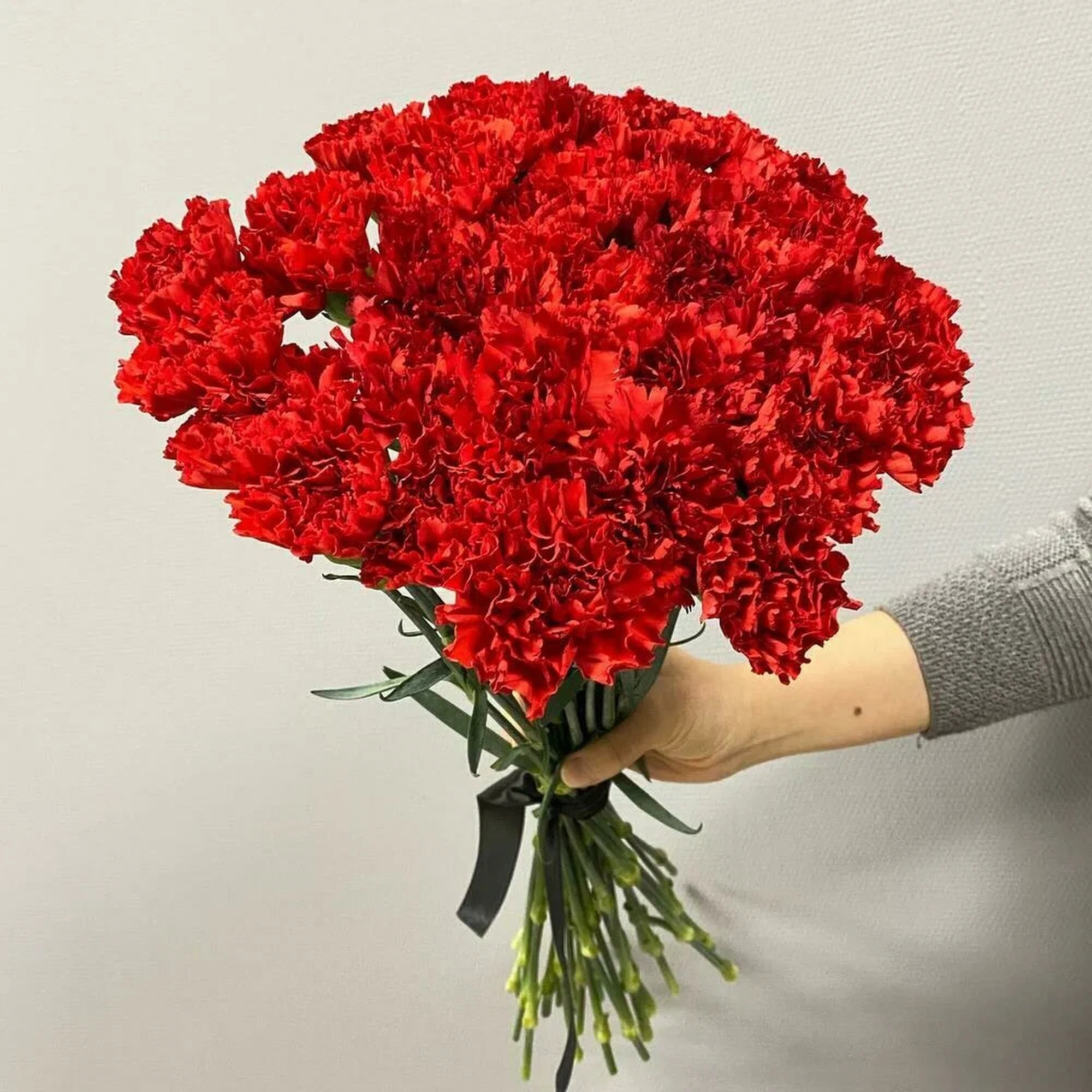 Монобукет ShokoFlowers "Траурный", из красных гвоздик, 20 штук