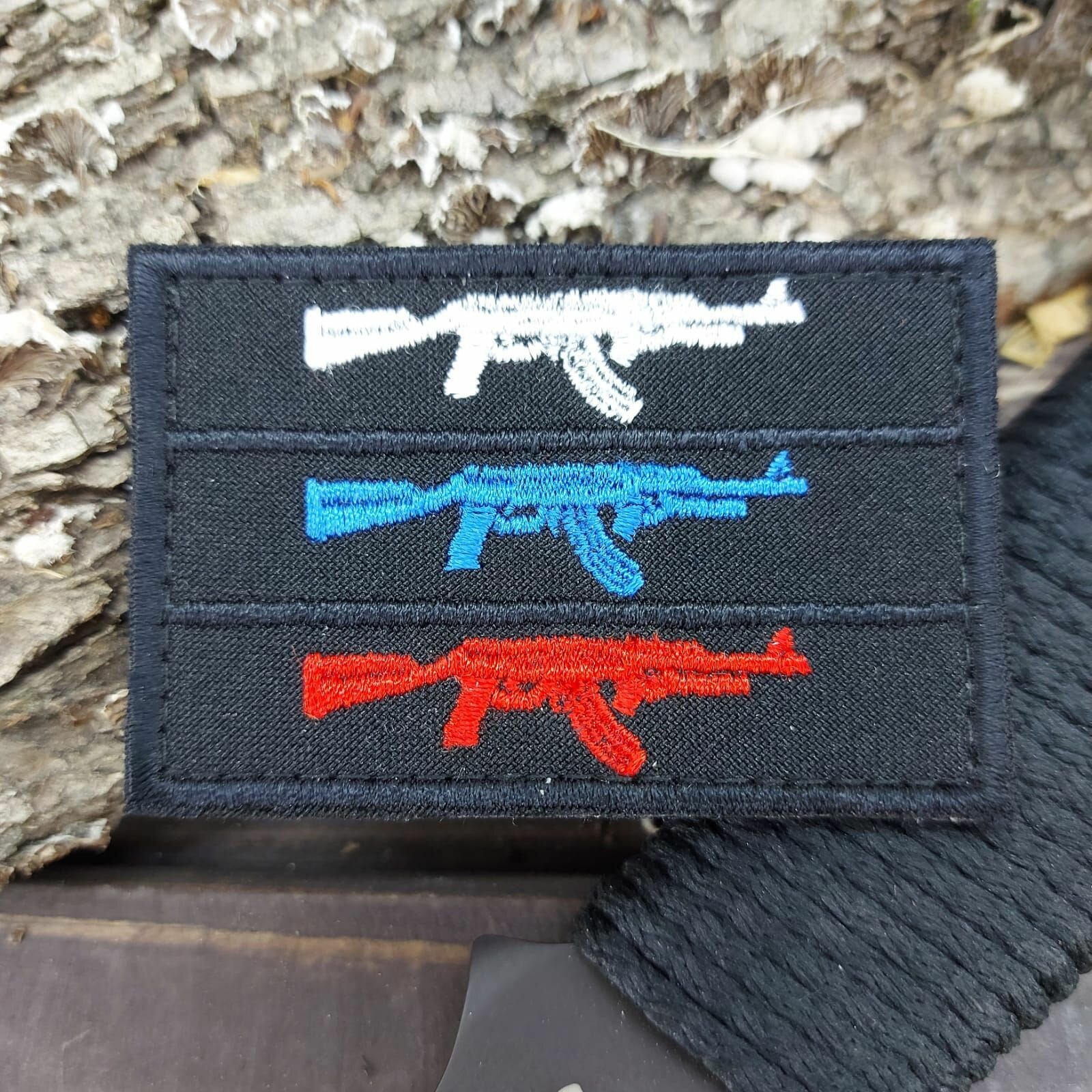 Нашивка-патч триколор с автоматами вышитая на липучке 7х5